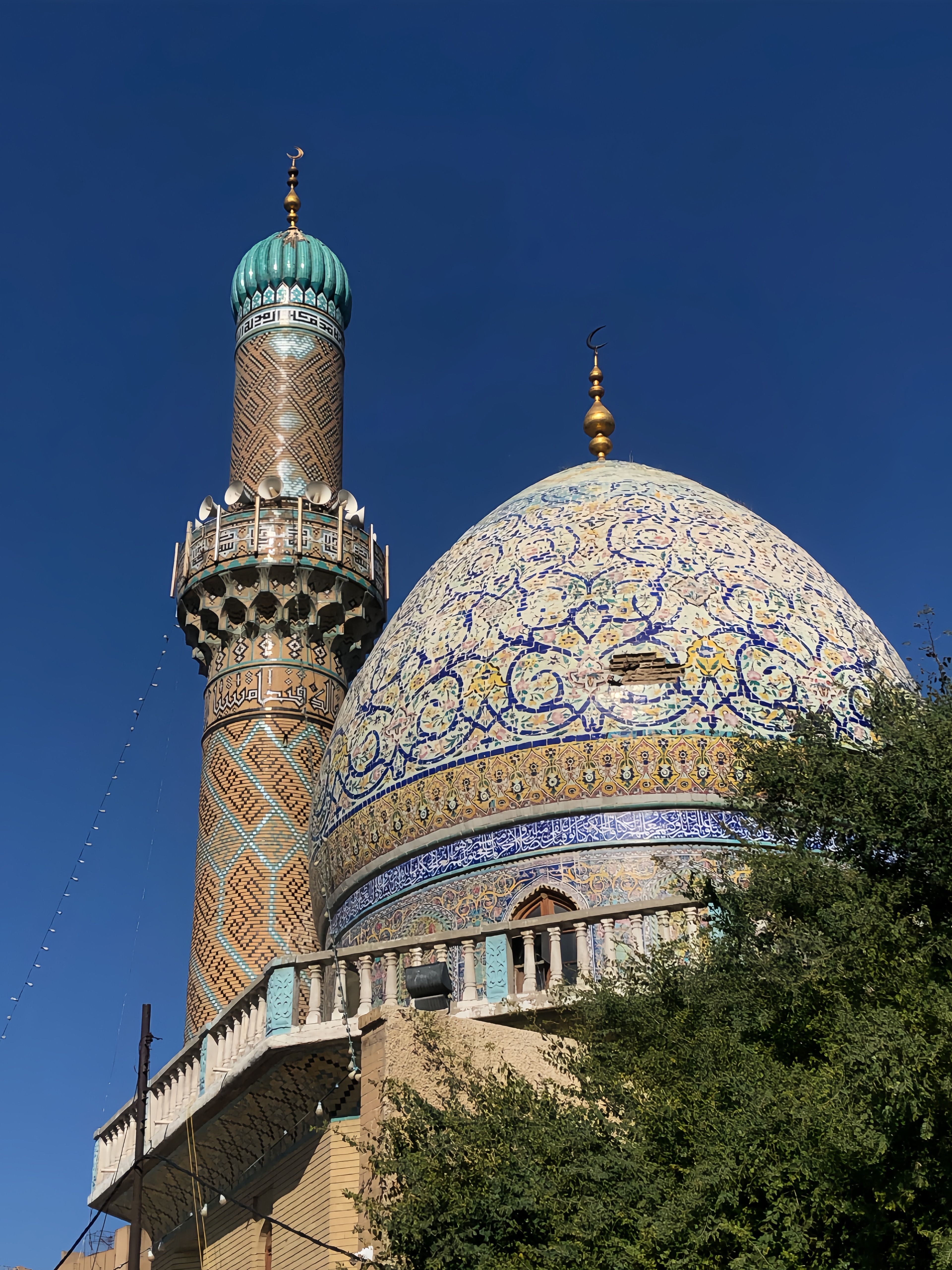 Beautiful Iraqi Mosque with Intricate Tiled Dome · Free Stock Photo