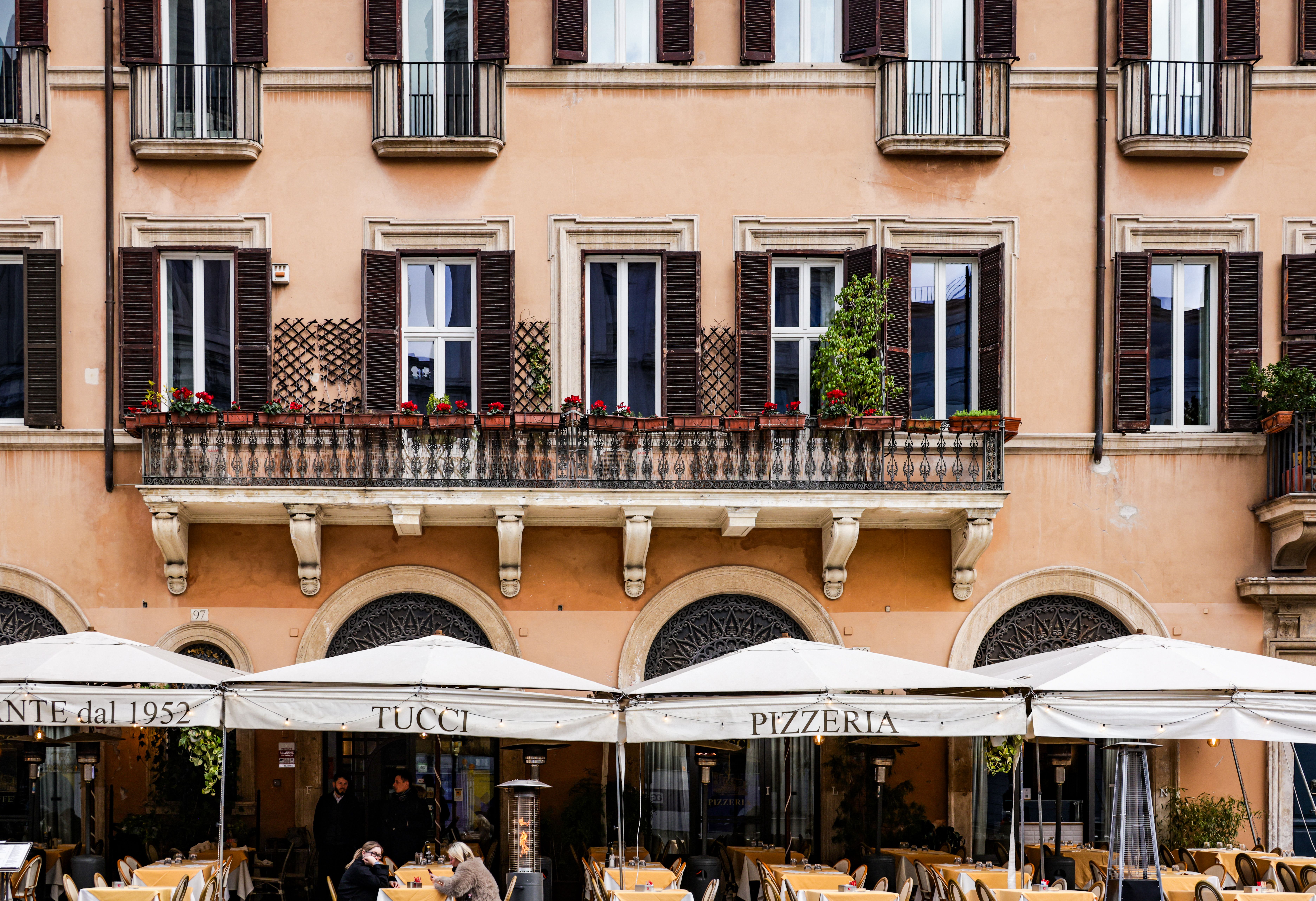 Charming Italian Piazza with Café Scene · Free Stock Photo