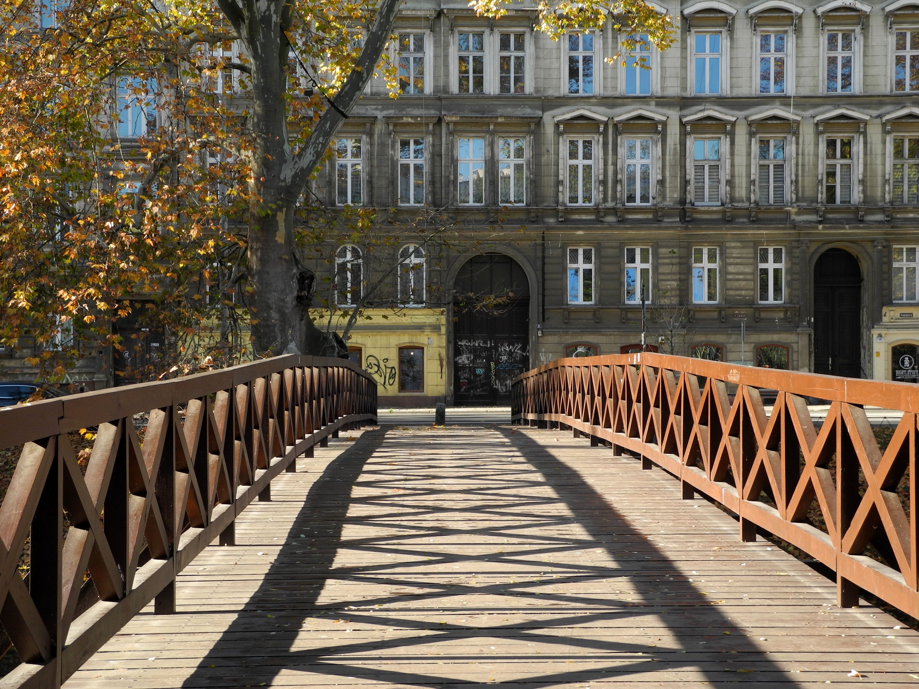 Charming Old Bridge and Historic Building Facade · Free Stock Photo