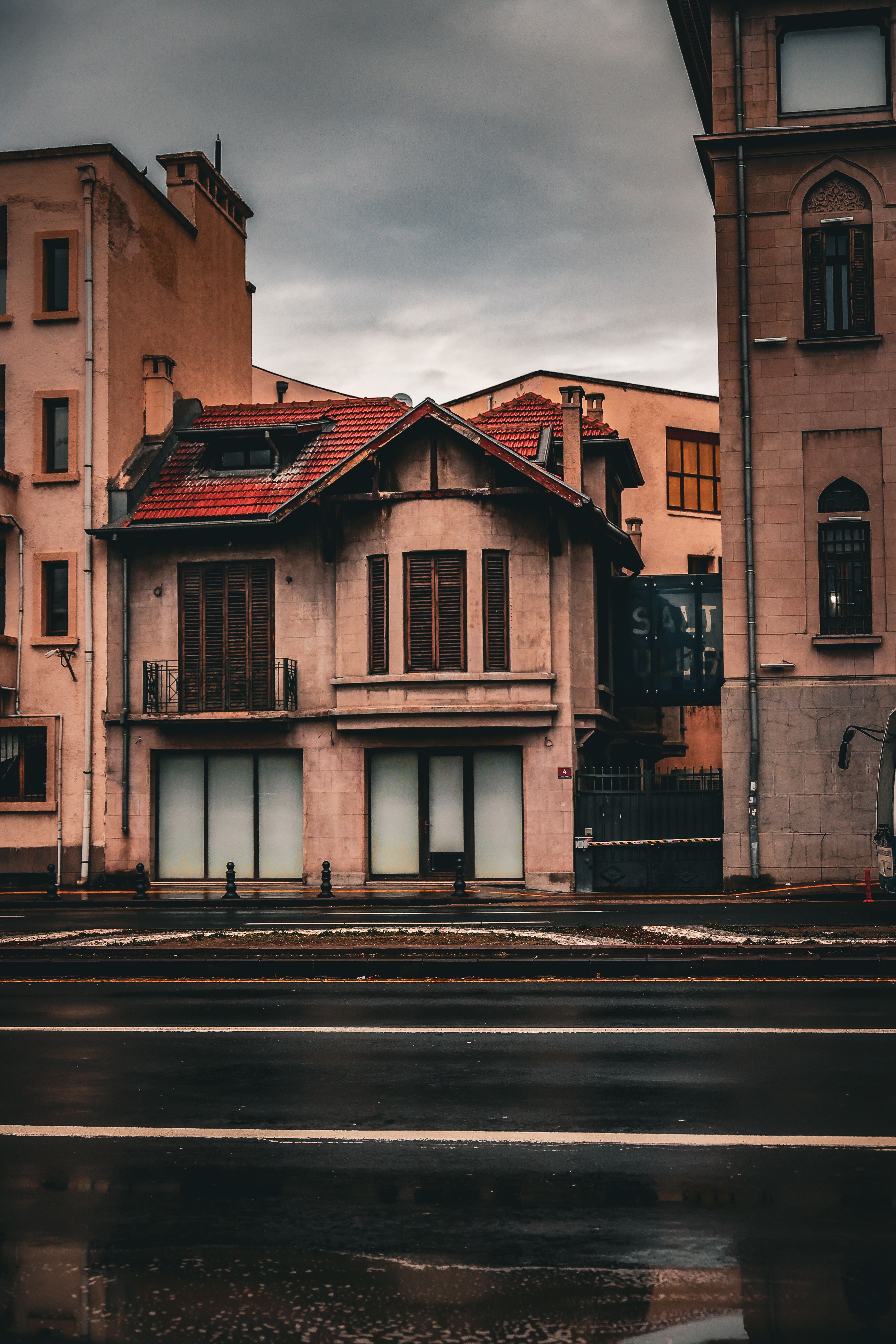 Charming Vintage Urban Building on Rainy Day · Free Stock Photo