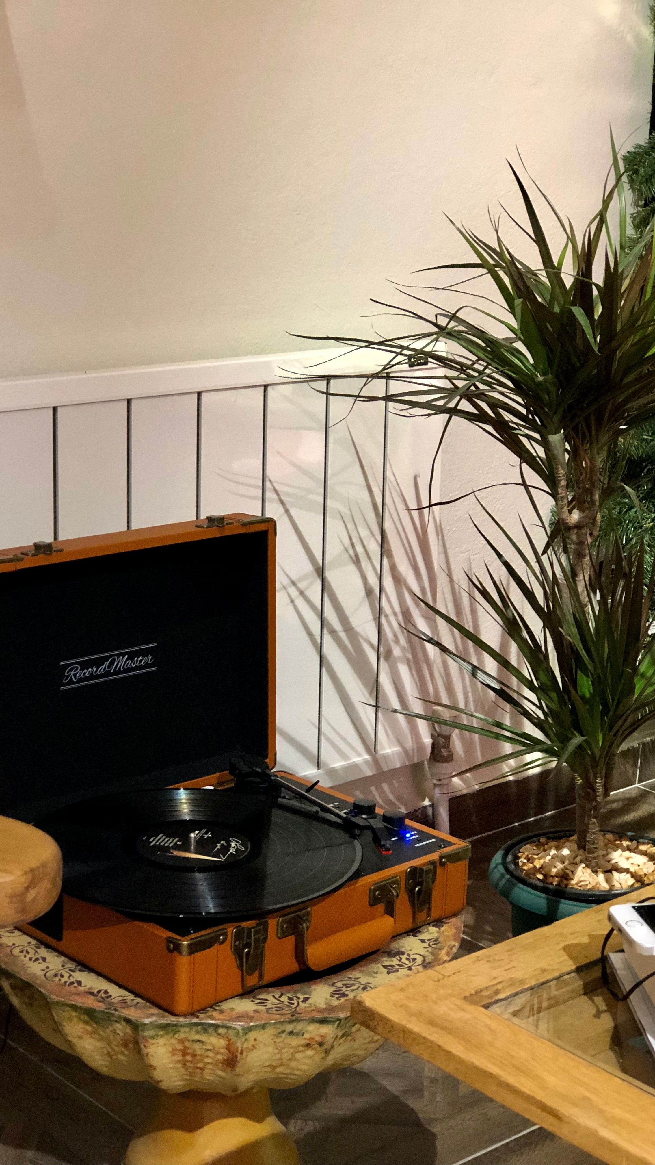 Vintage Record Player Setup in Cozy Indoor Space · Free Stock Photo