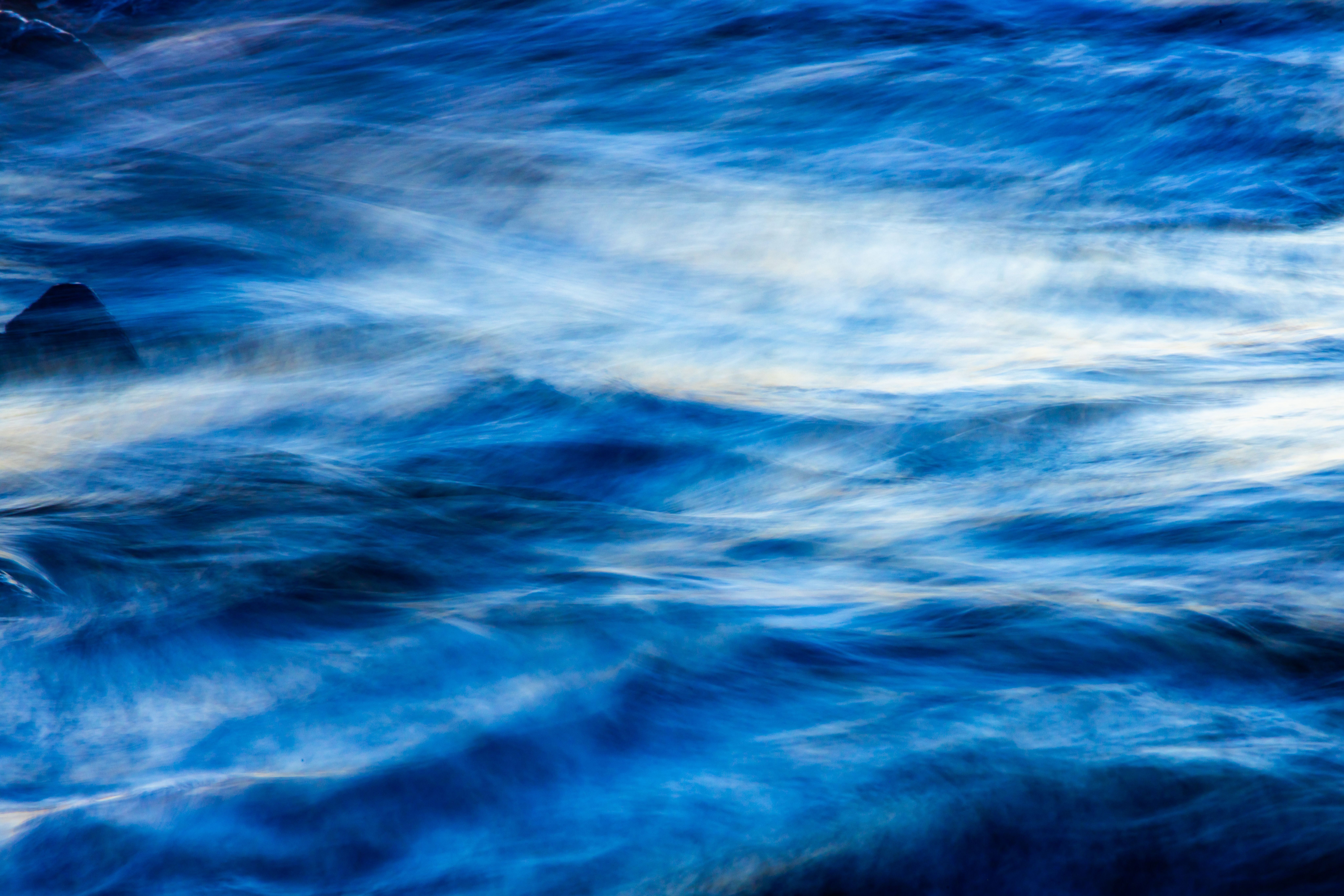 Abstract Blue Ocean Waves in Motion · Free Stock Photo