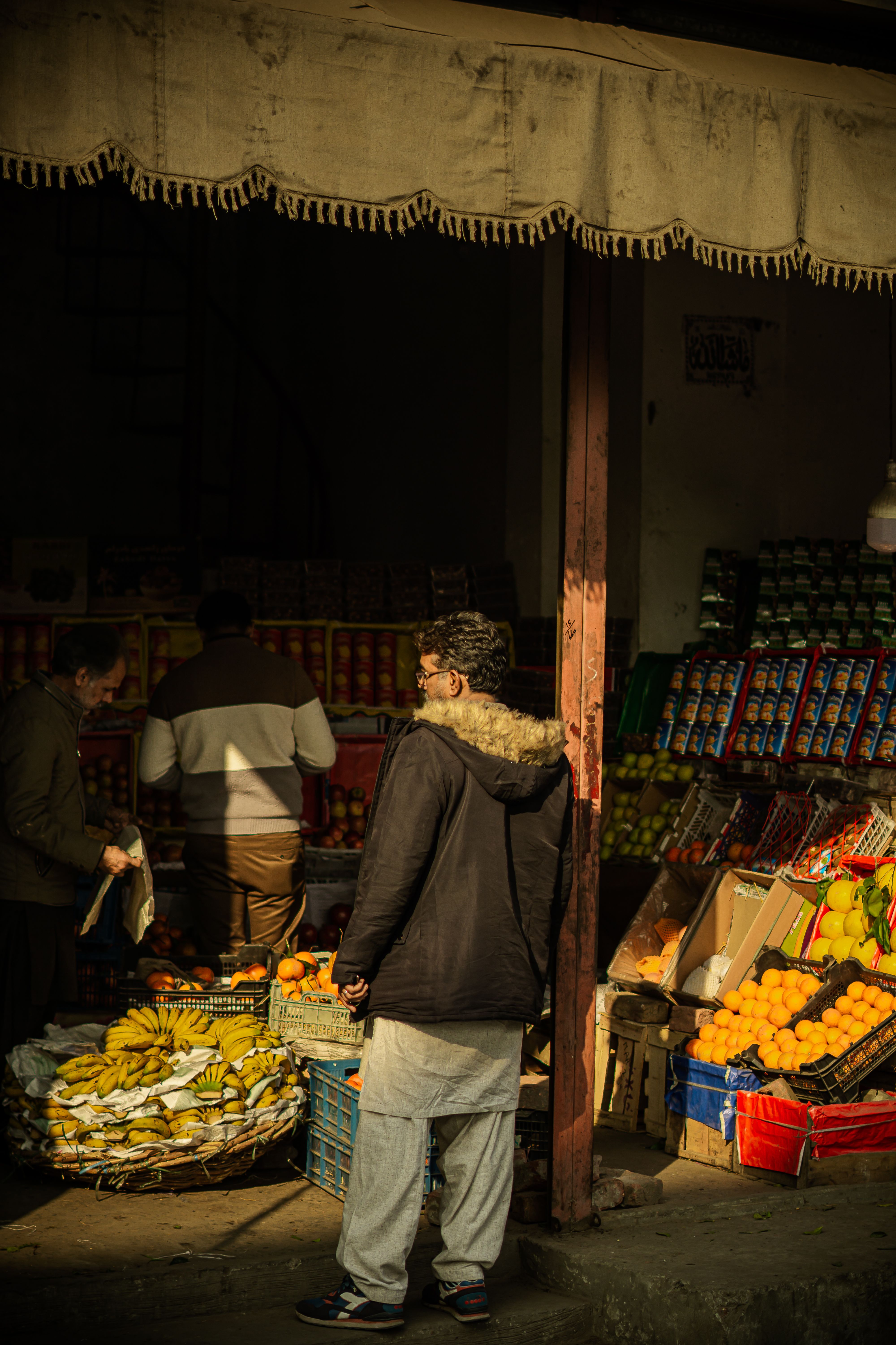Street Market Scene with Fresh Produce and Customers · Free Stock Photo