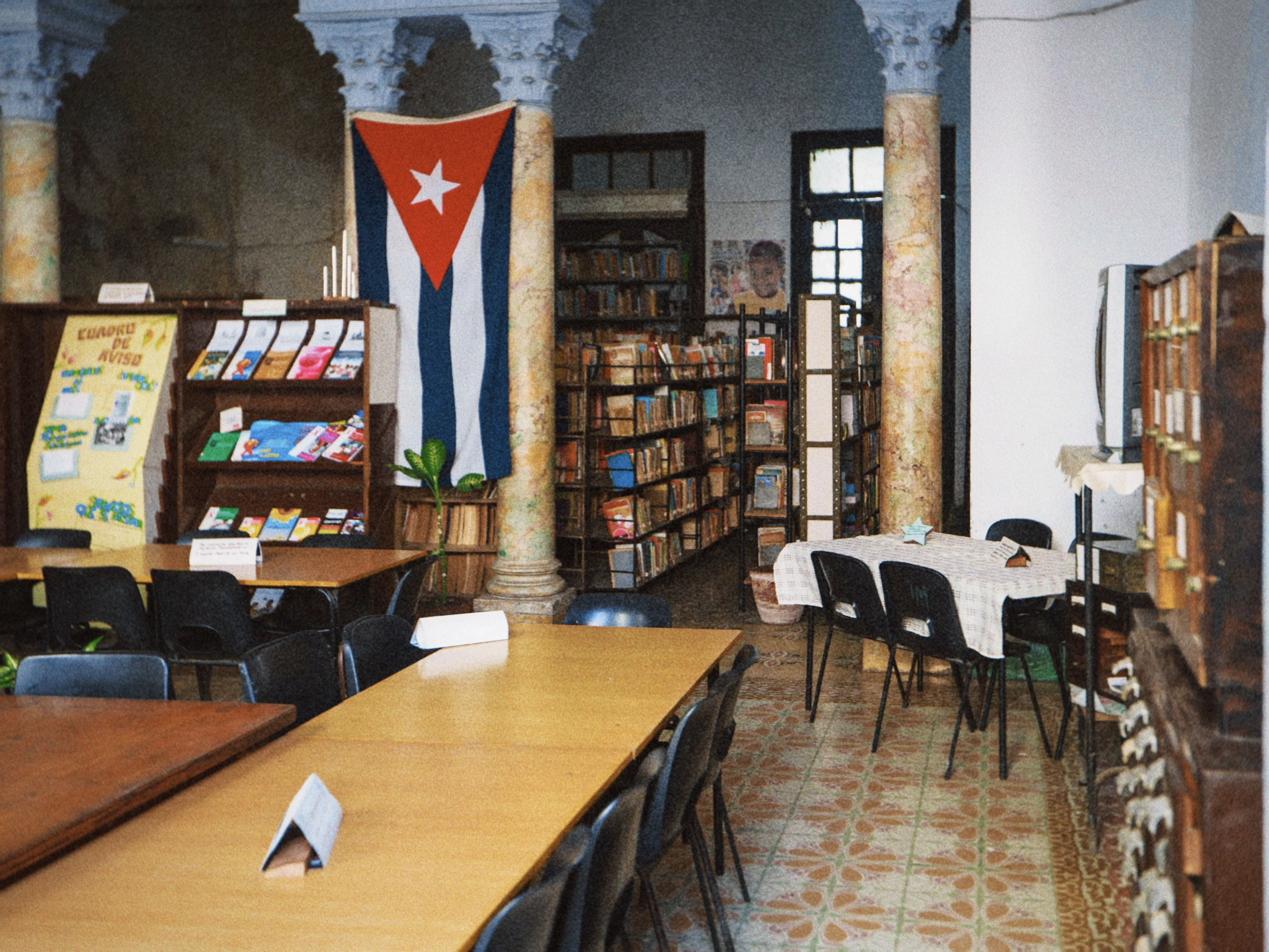 Cozy Cuban Library Interior with Bookshelves · Free Stock Photo