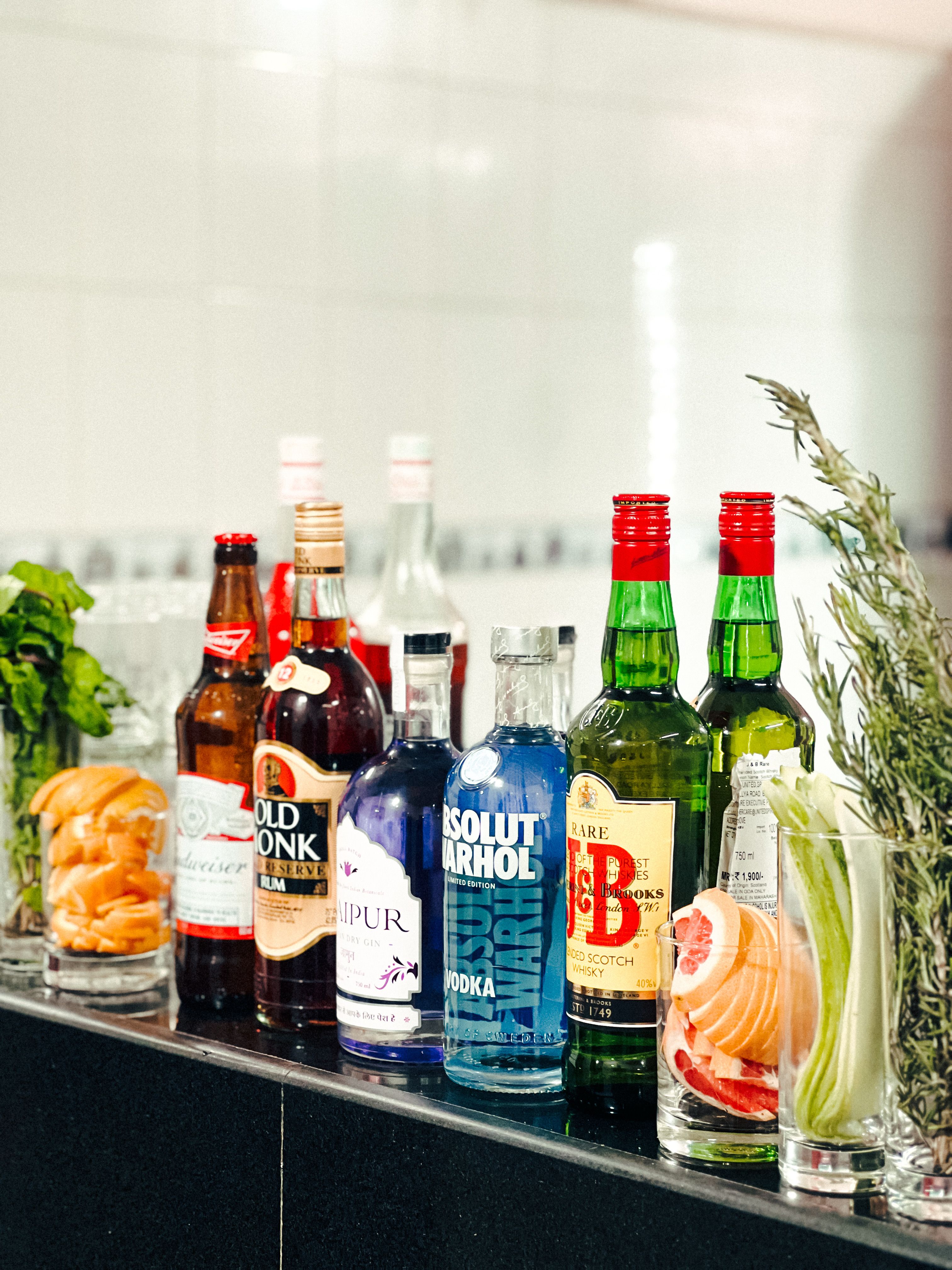 Botellas Variadas De Bebidas Alcohólicas En La Barra · Foto de stock ...