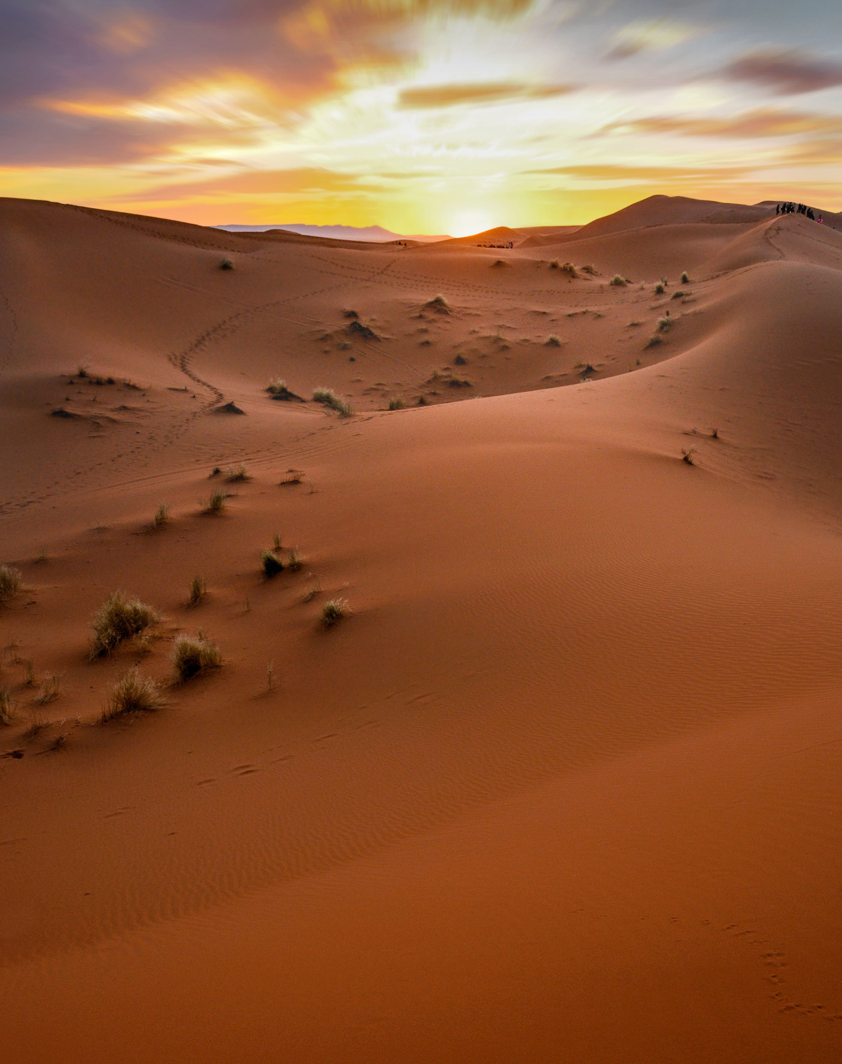 Puesta De Sol Sobre Las Dunas Del Desierto De Merzouga · Foto de stock ...
