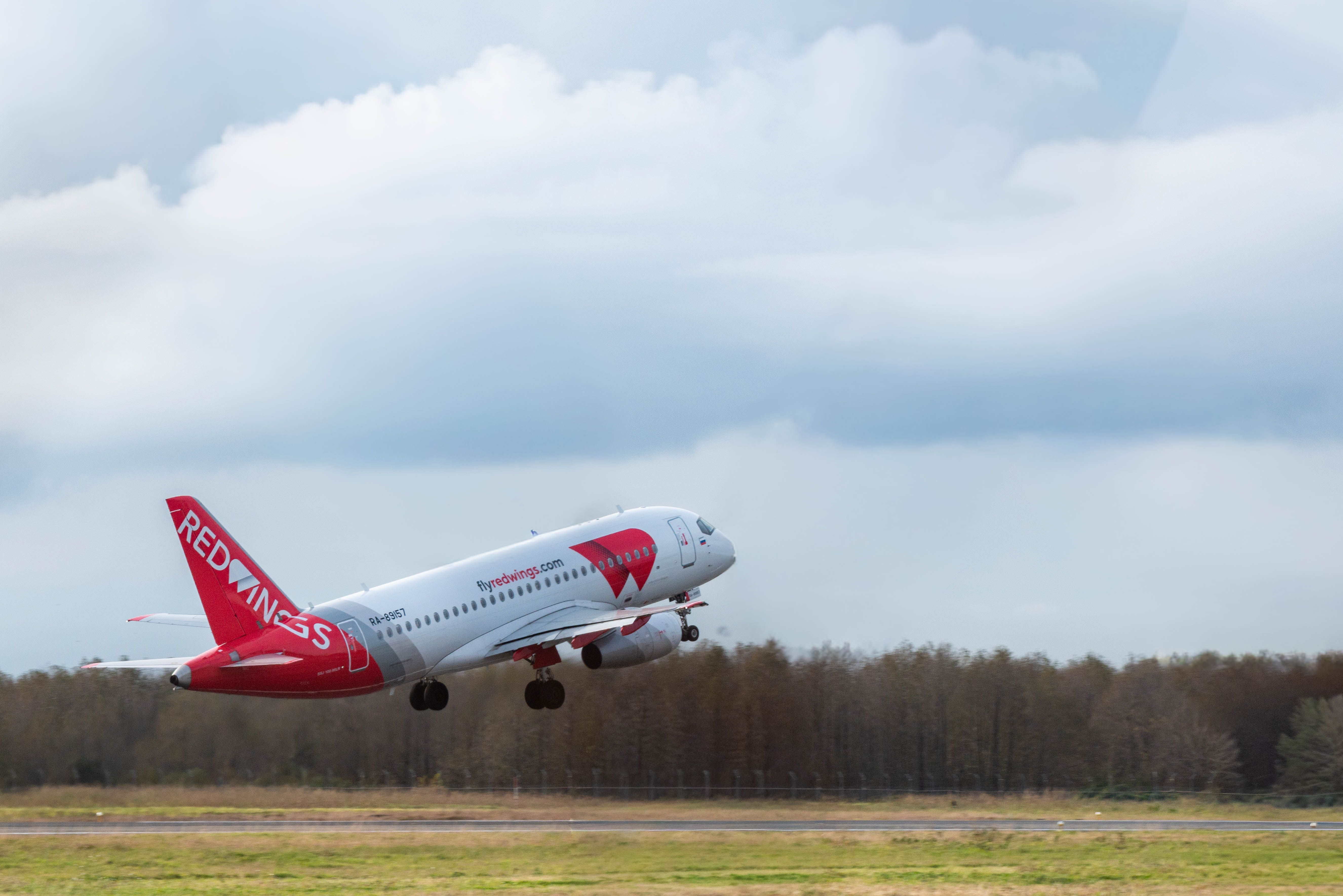 Passenger Jet Taking Off from Runway · Free Stock Photo