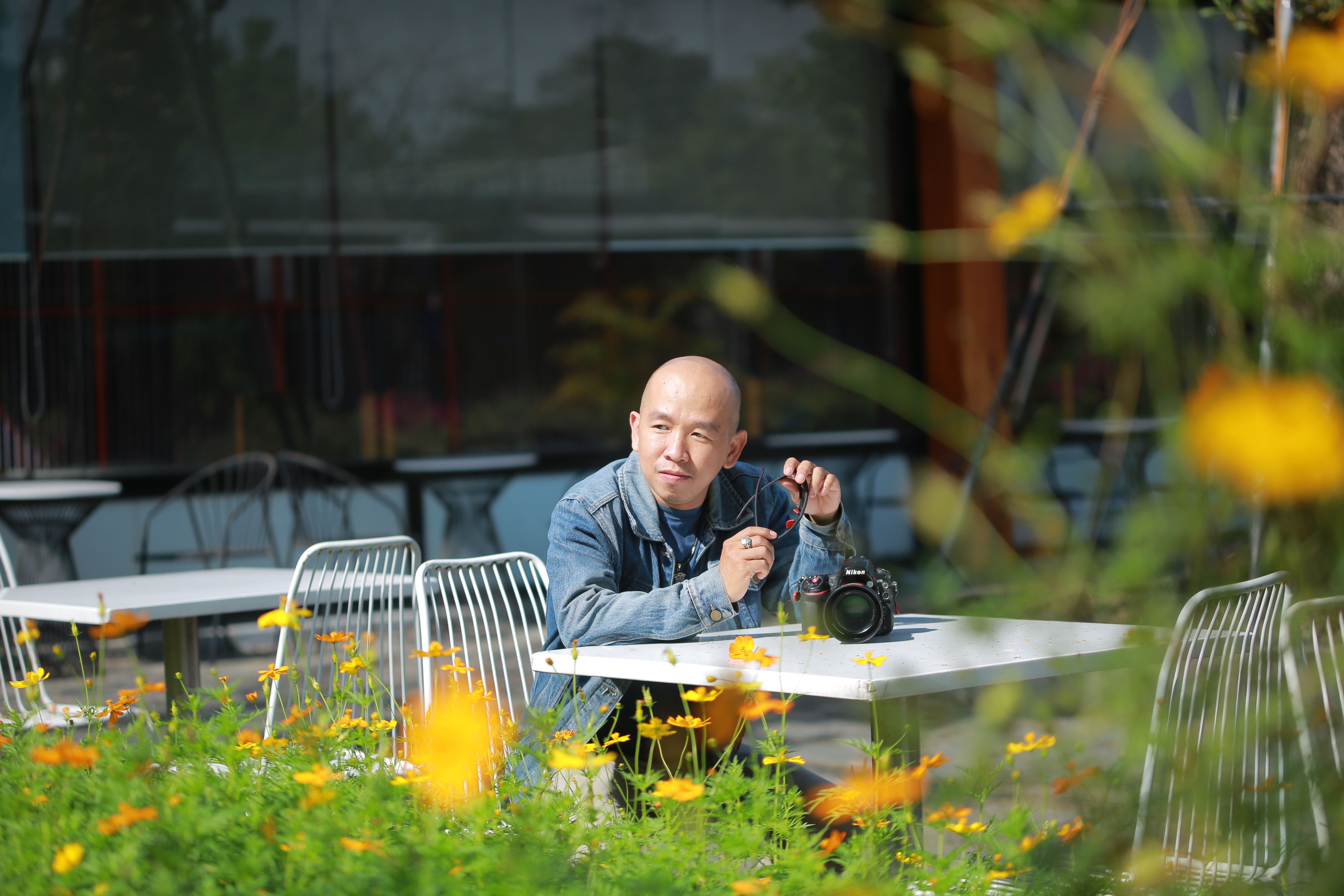Photographer Outdoors in Garden Setting · Free Stock Photo