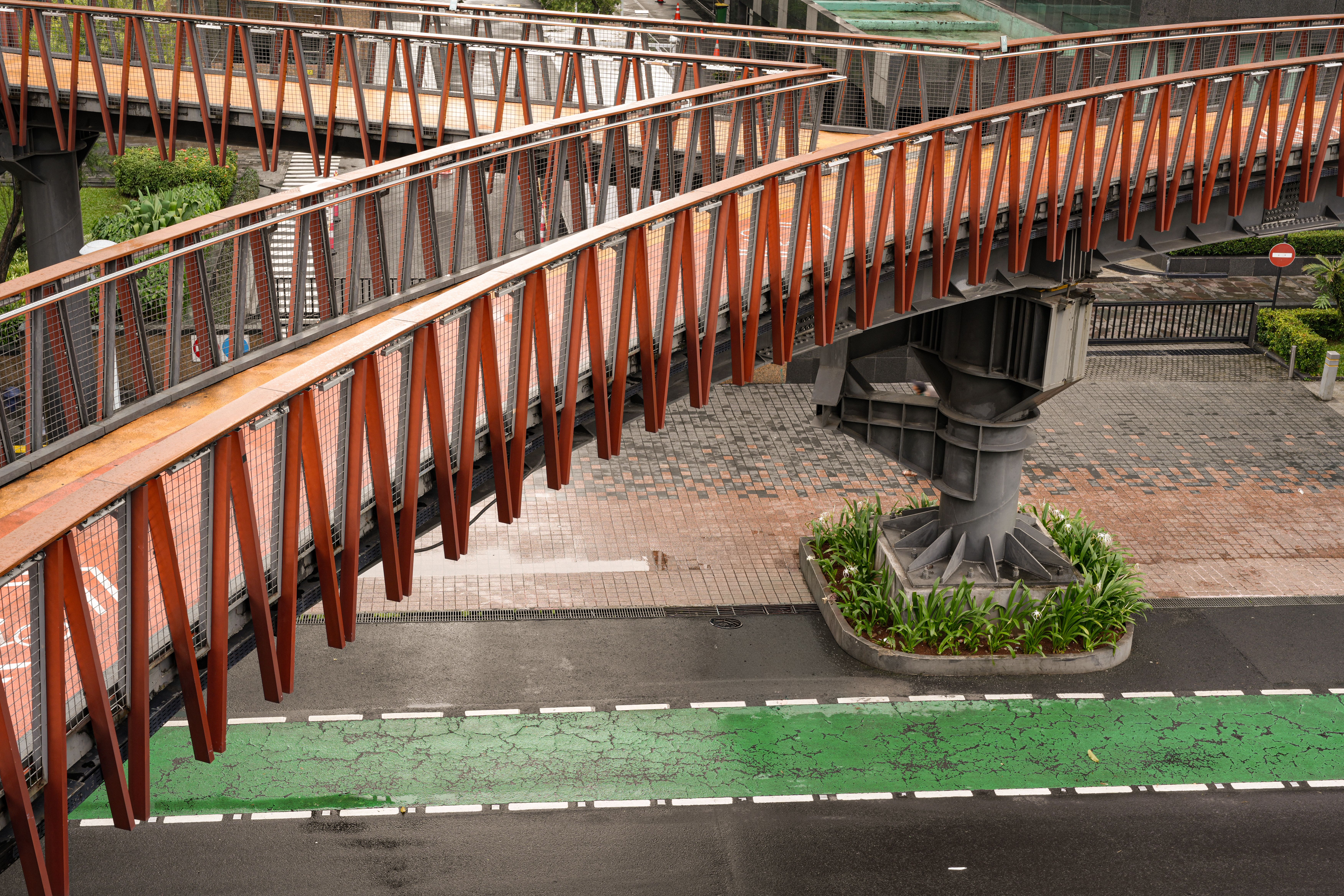 Aerial View of Curved Pedestrian Pathway in Park · Free Stock Photo