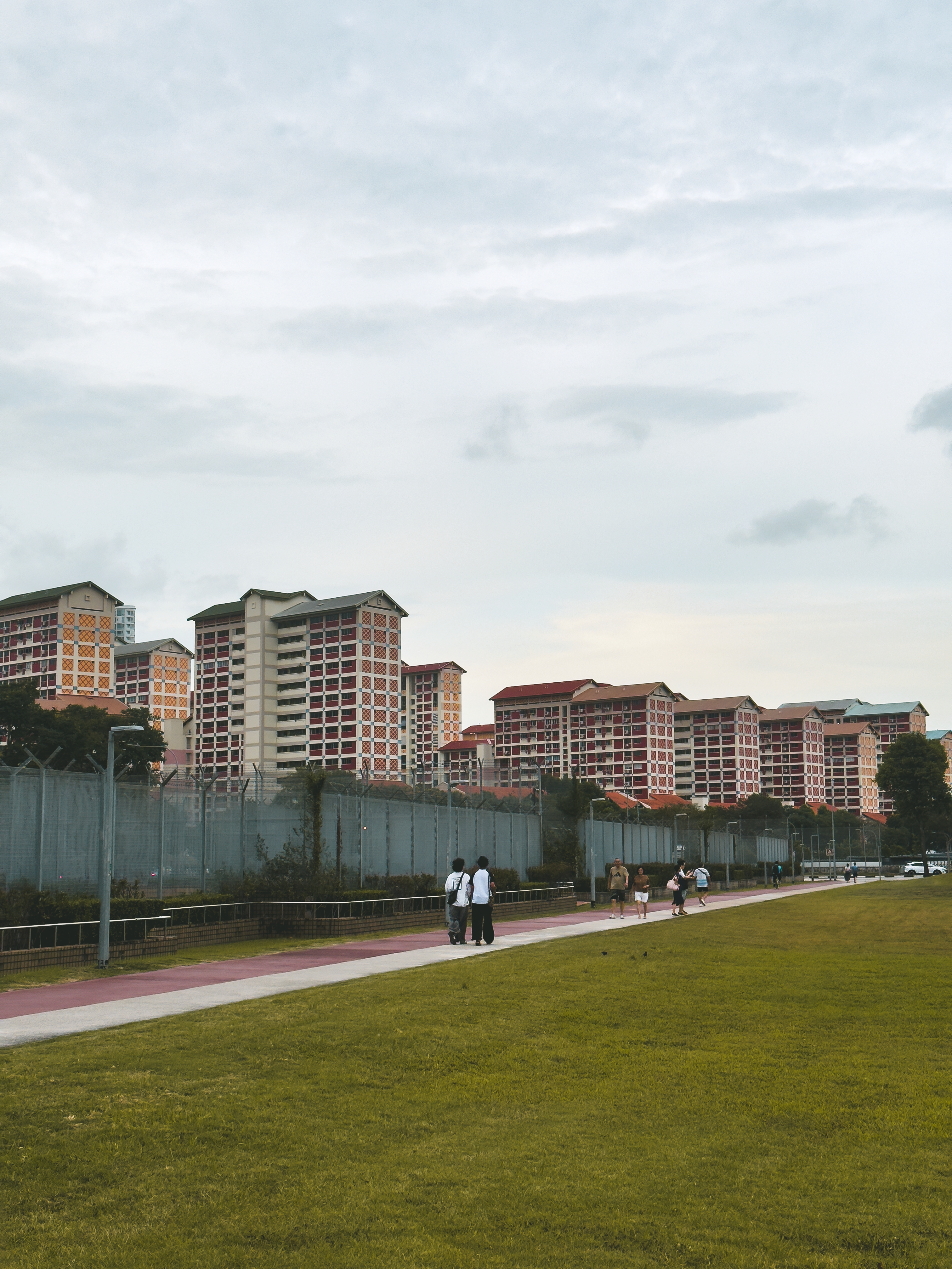 Urban Landscape with High-Rise Buildings and Walkers · Free Stock Photo