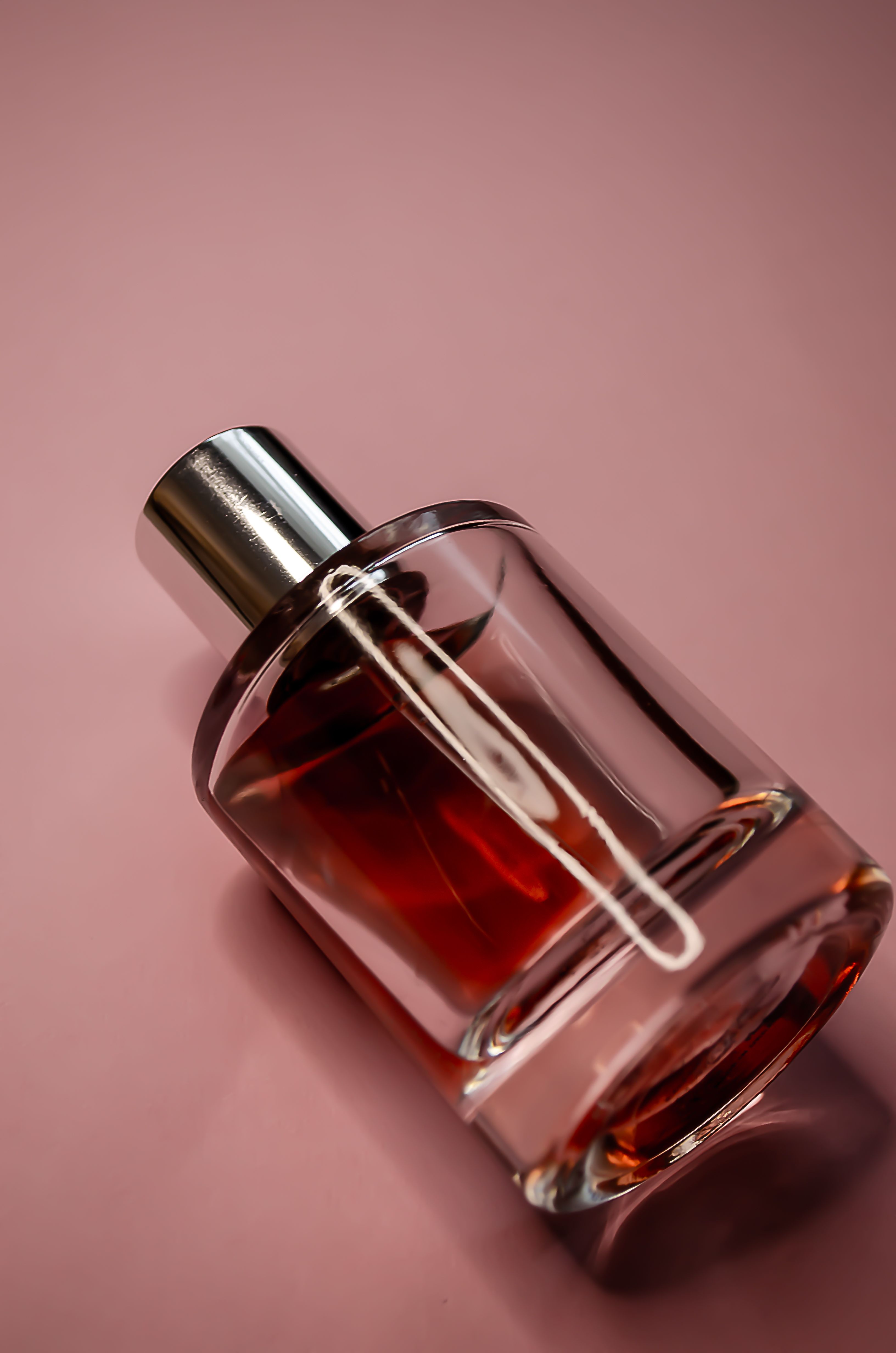 Flacon De Parfum Luxueux Au Design Orné · Photo gratuite