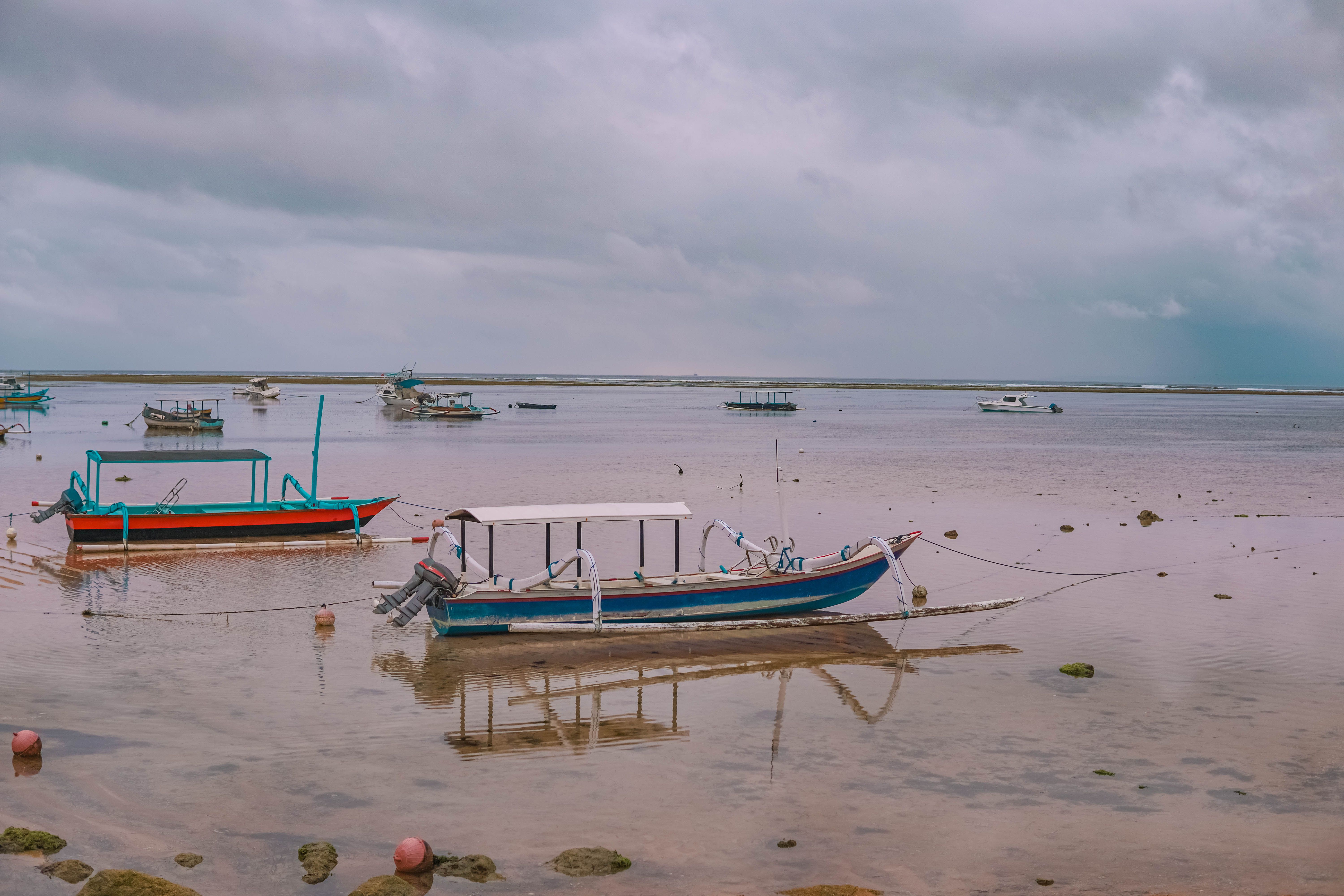 Perahu Tradisional Di Pantai Bali Saat Air Surut · Foto Stok Gratis