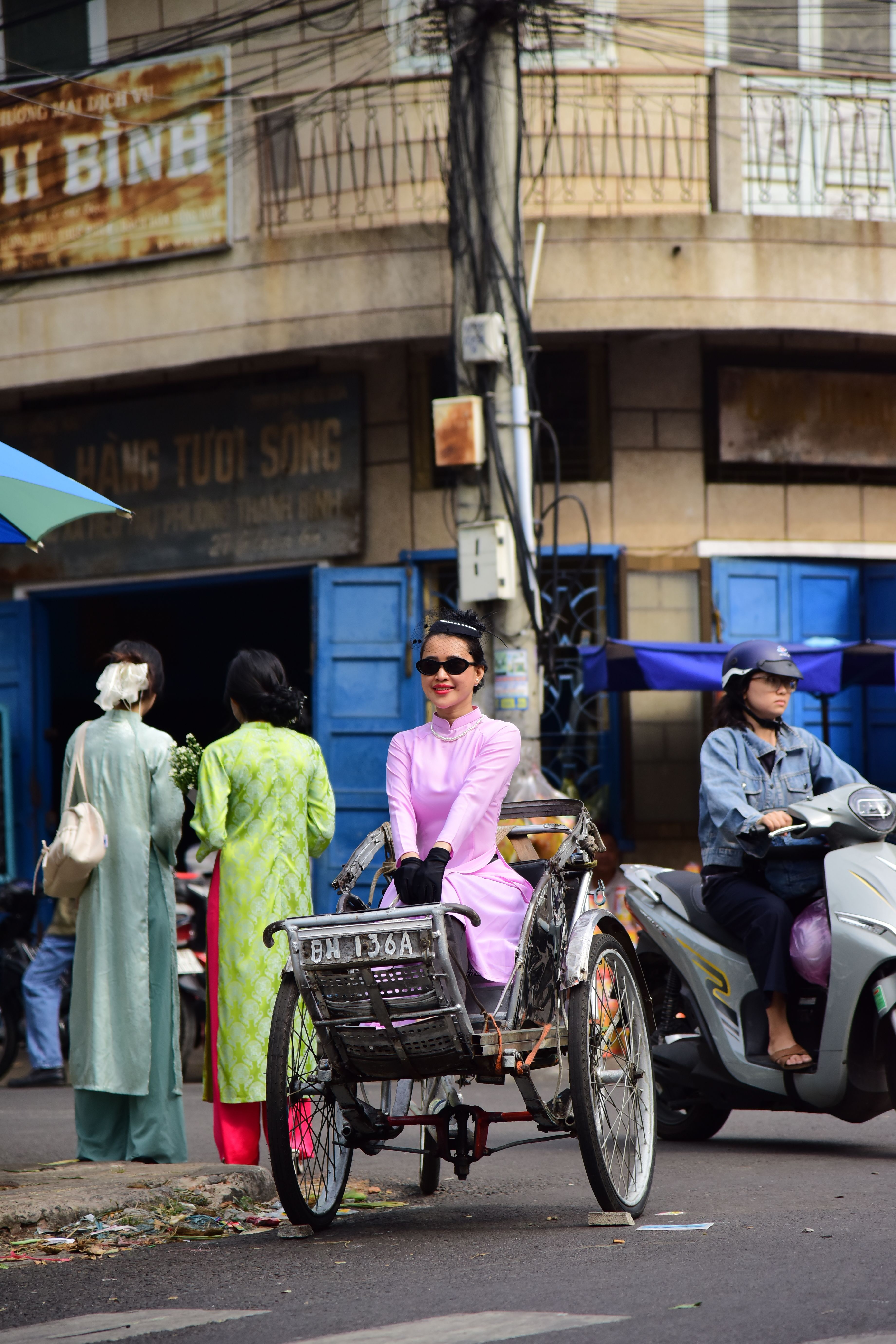 Urban Street Scene with Traditional Vietnamese Attire · Free Stock Photo