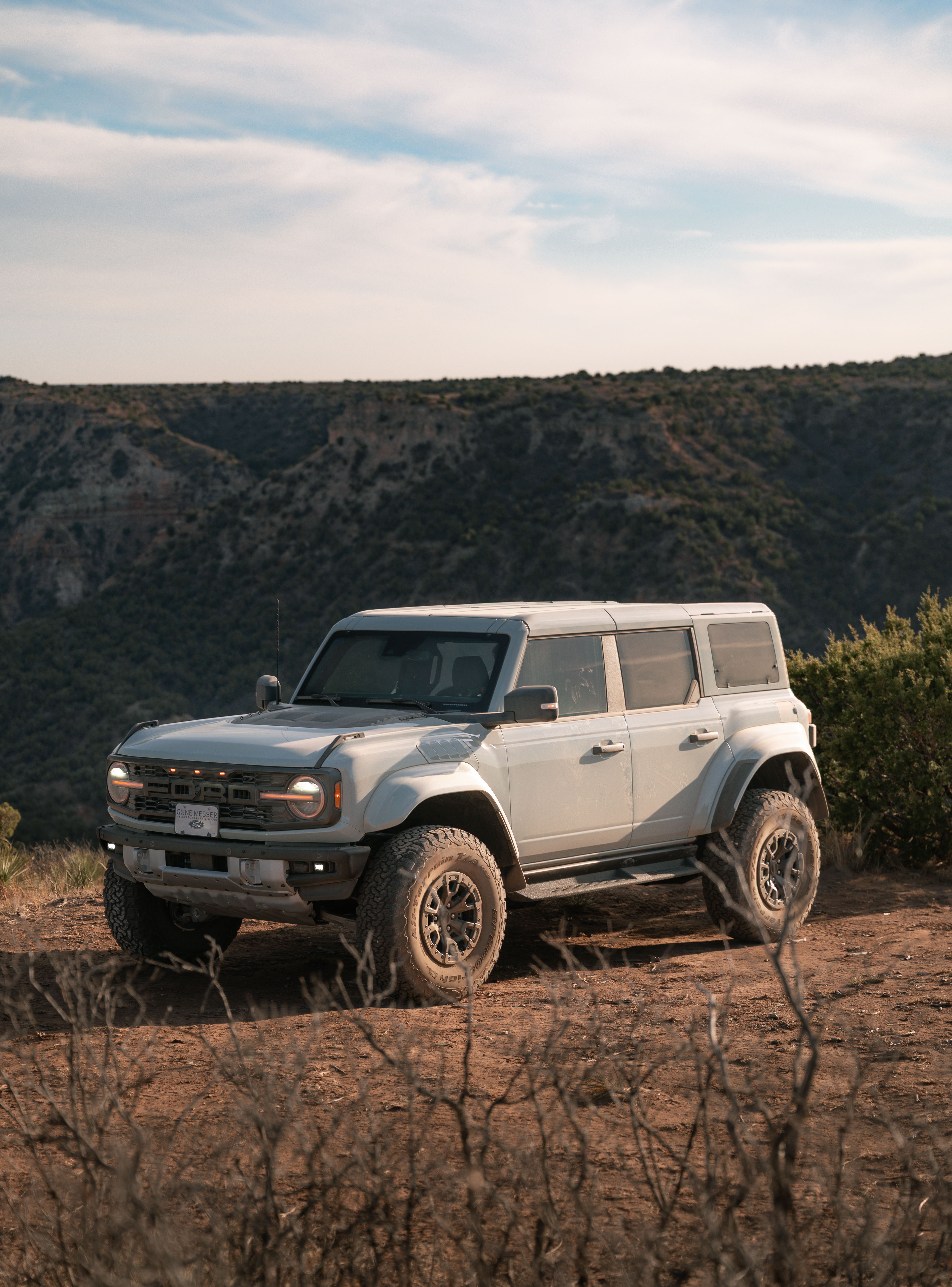 White SUV on Rocky Off-Road Trail in Canyon · Free Stock Photo