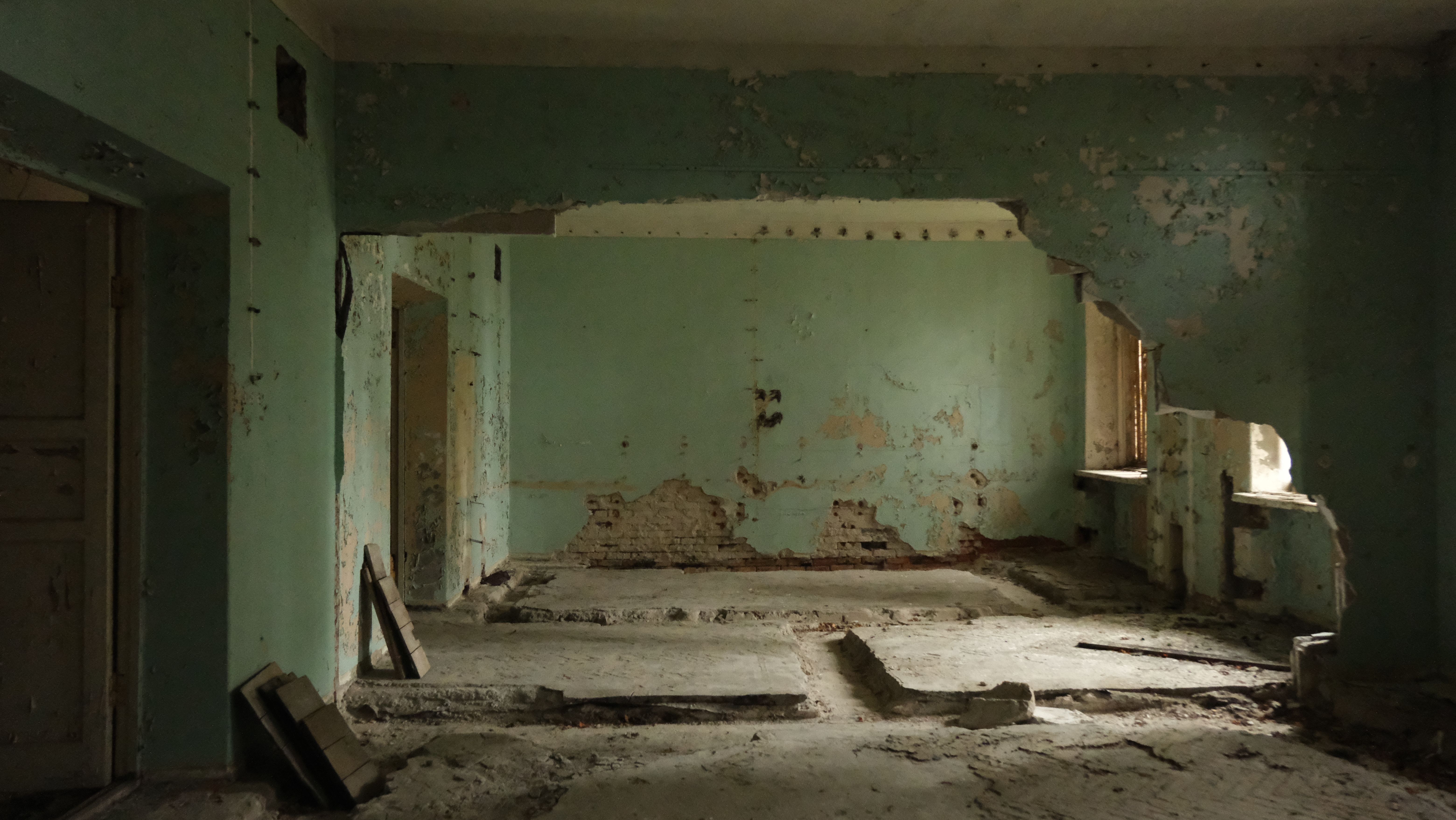 Abandoned Interior with Decaying Walls · Free Stock Photo