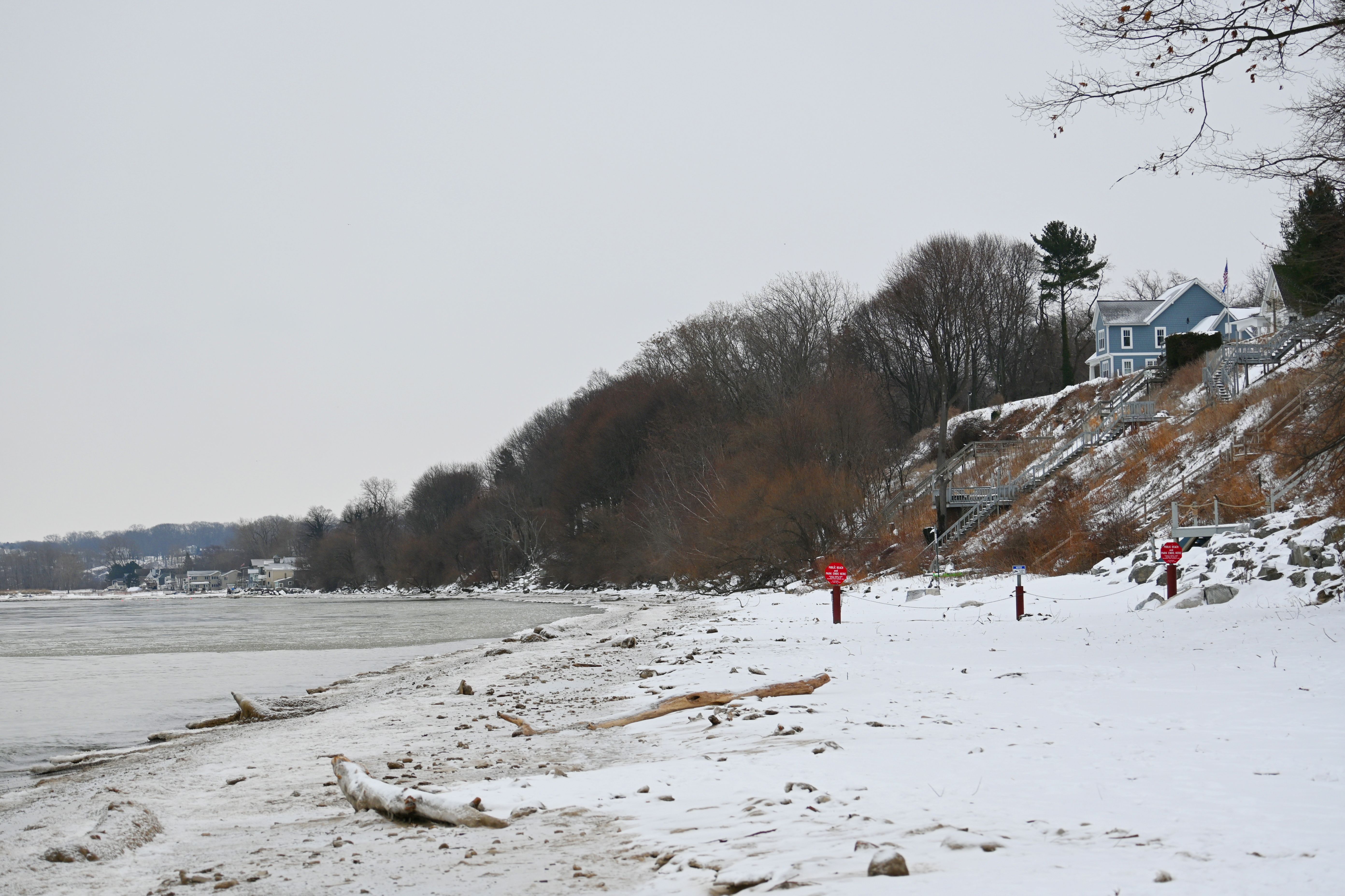 Playa Nevada De Invierno Con Casas En Los Acantilados · Foto de stock ...
