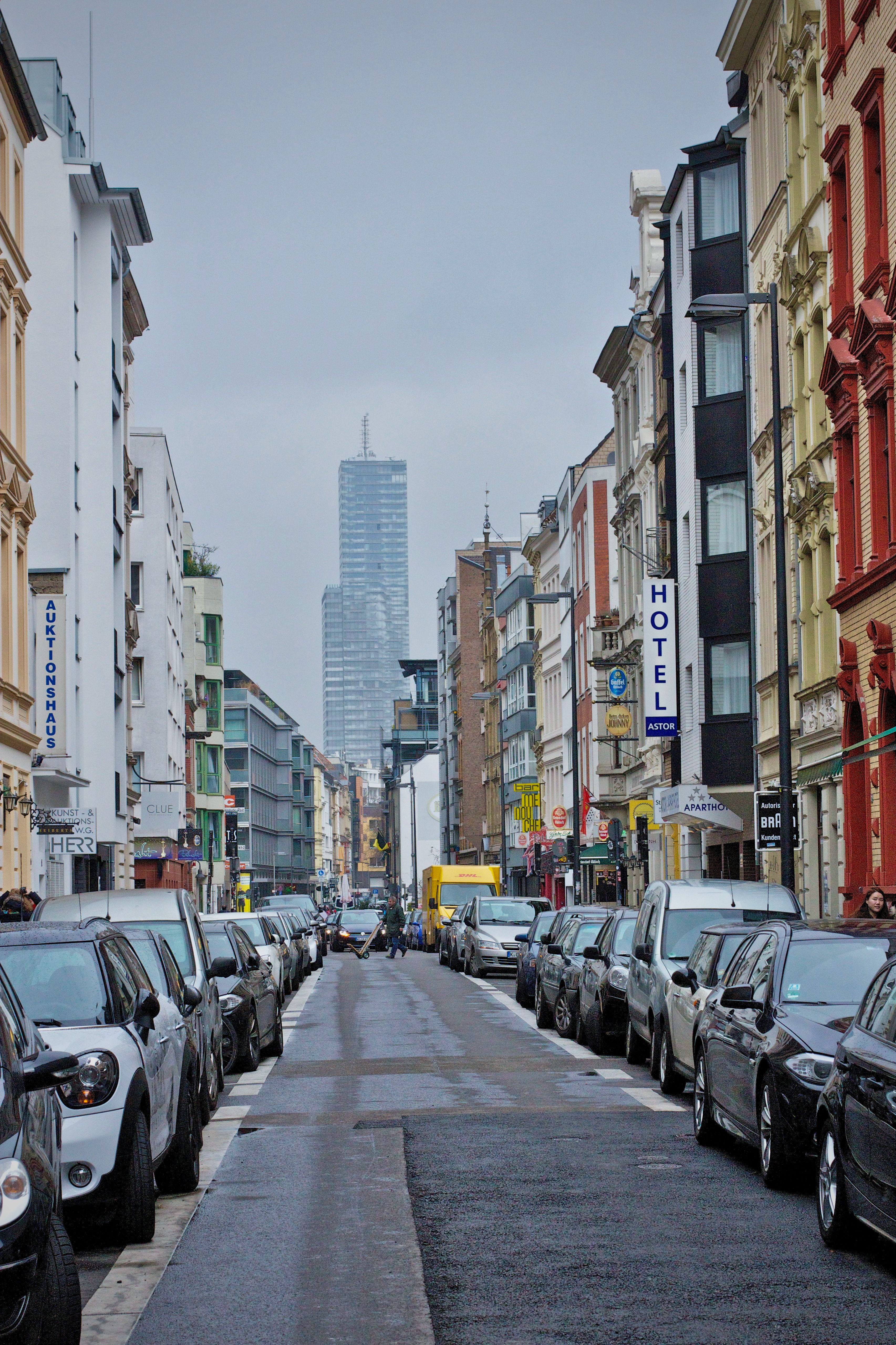 Urban Street View with Modern Architecture · Free Stock Photo