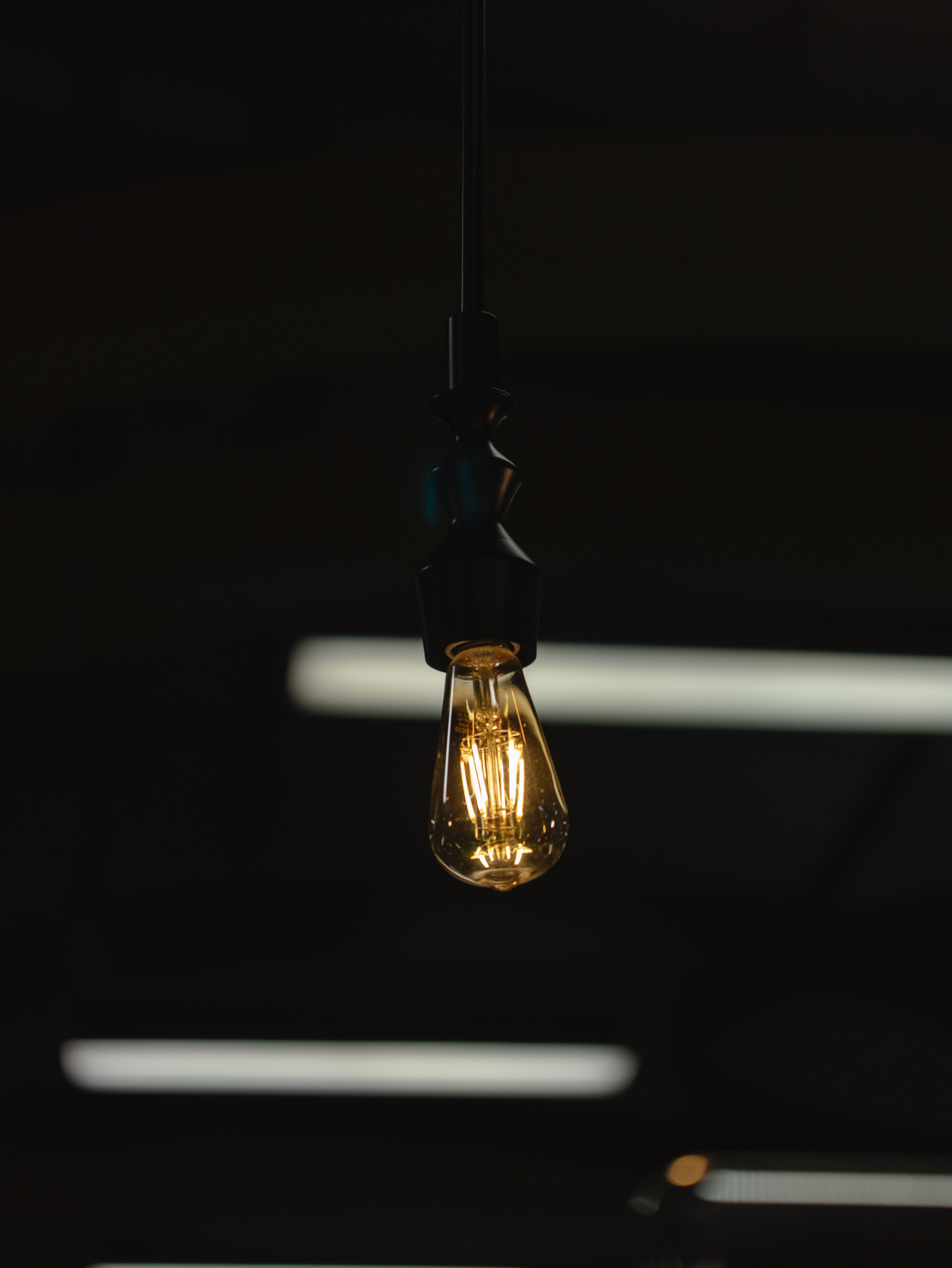 Single Hanging Edison Bulb in Dark Setting · Free Stock Photo