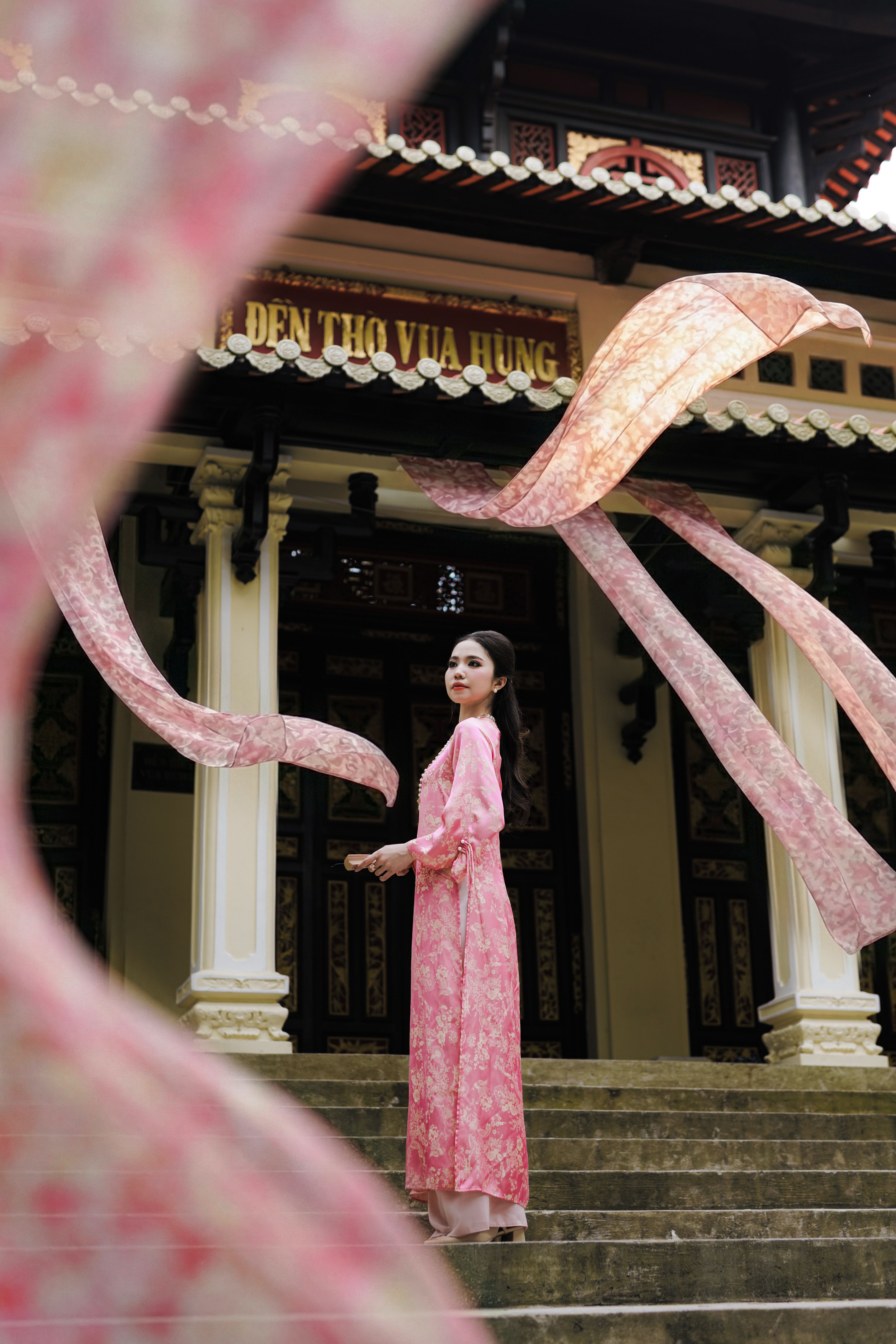 Wanita Anggun Mengenakan Pakaian Tradisional Ao Dai Merah Muda Di Kuil ...