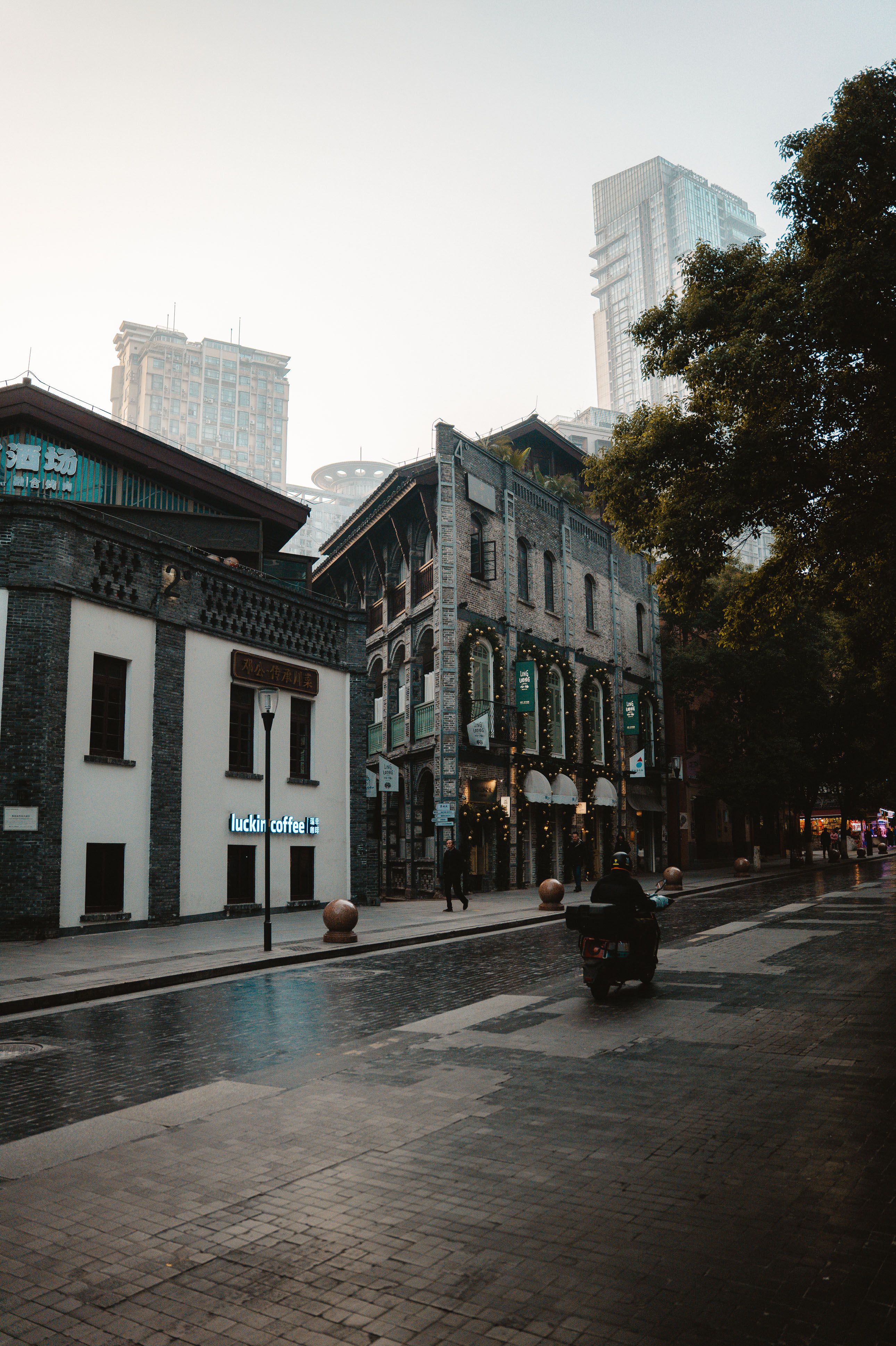 Urban street scene with historic architecture · Free Stock Photo