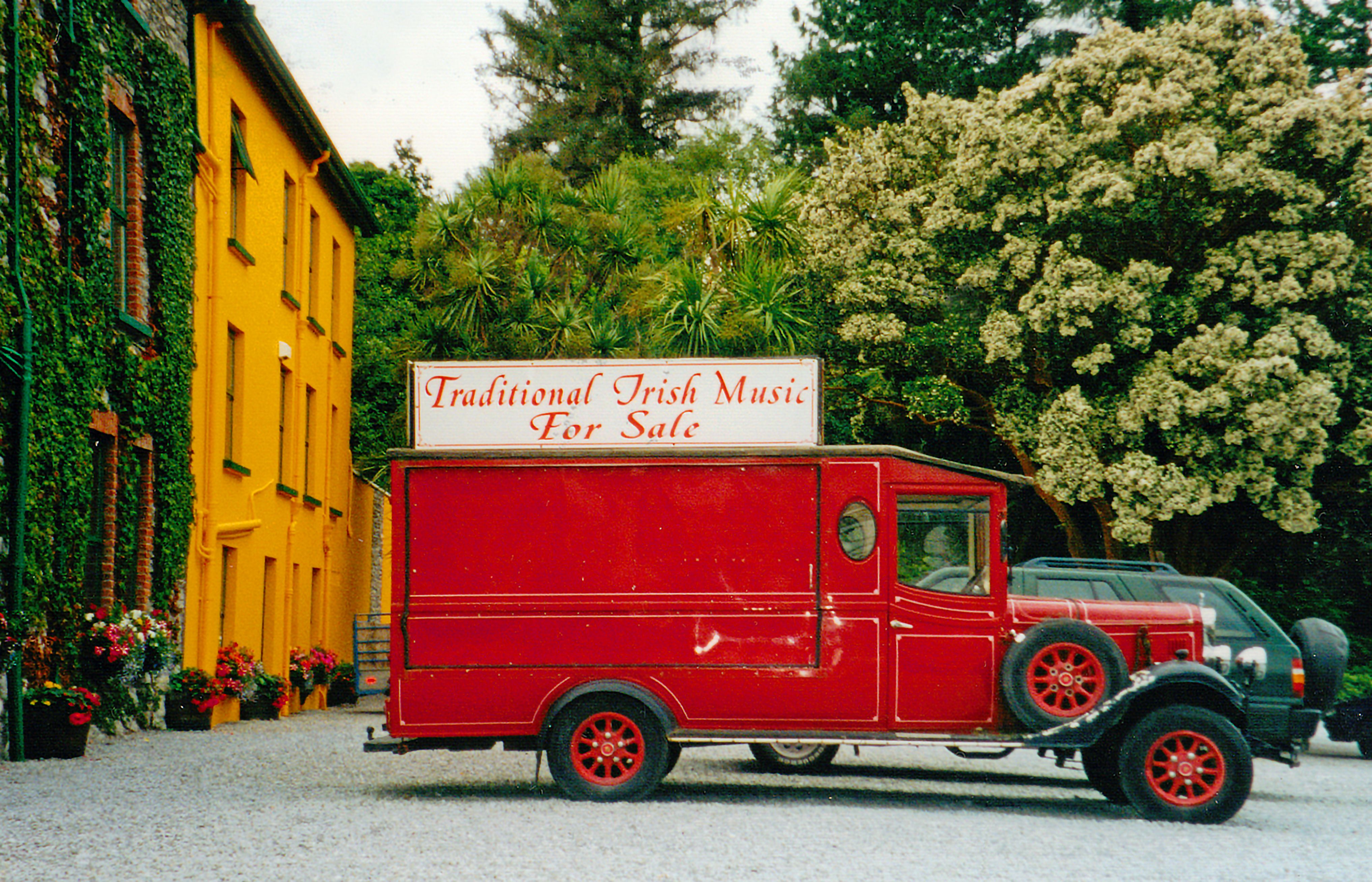 Vintage Red Van Selling Traditional Irish Music · Free Stock Photo