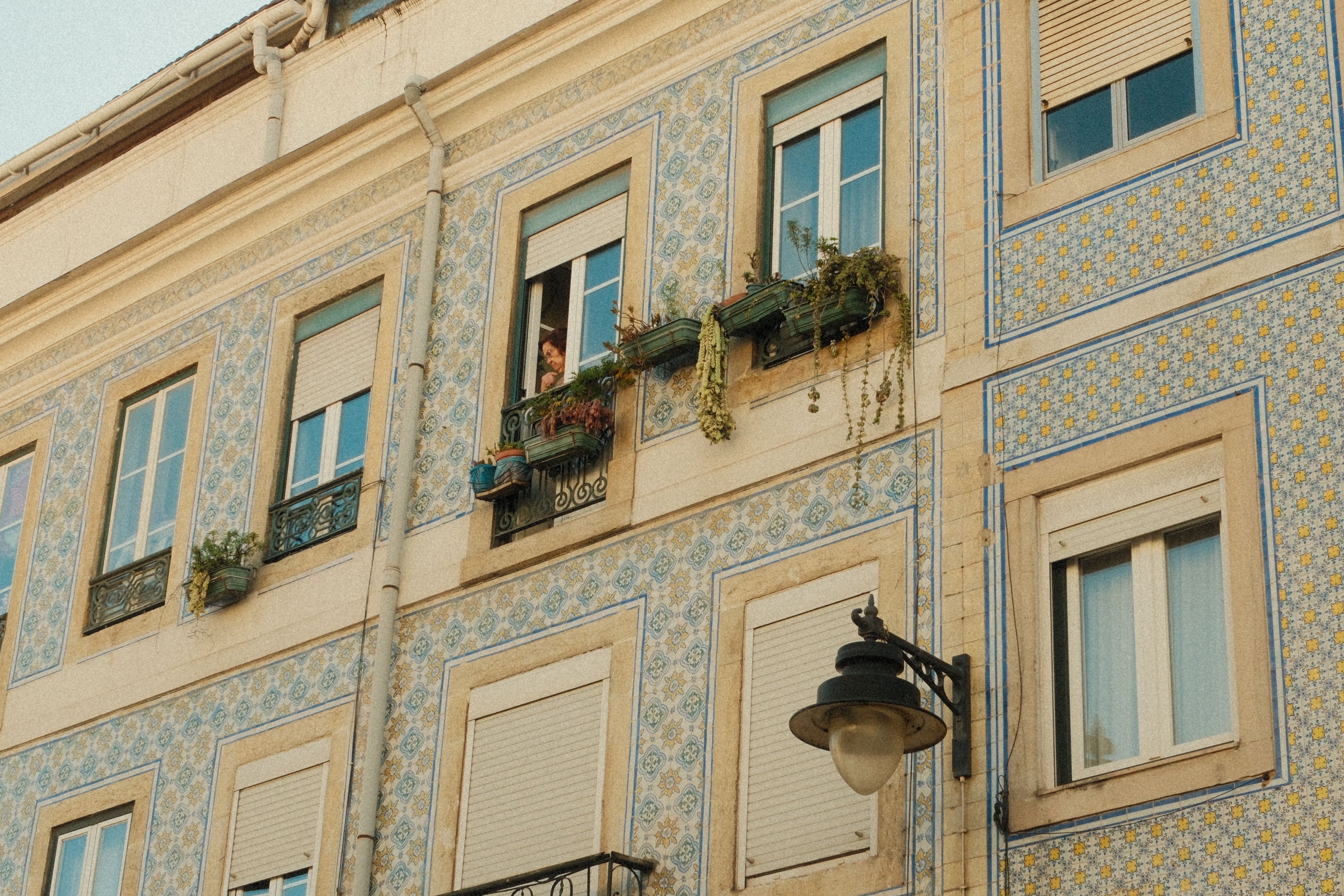 Charming Lisbon Building with Traditional Tiles · Free Stock Photo