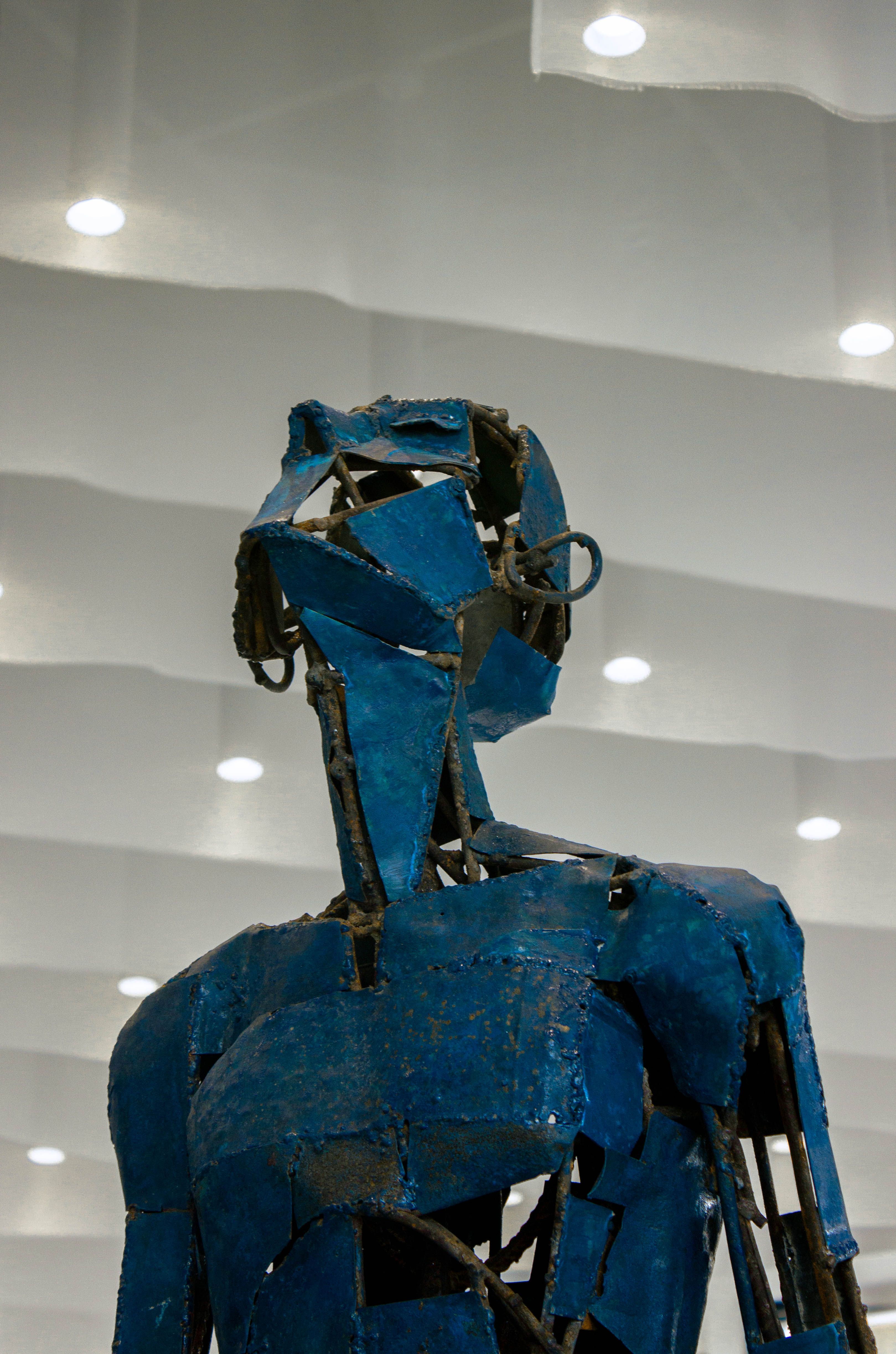 Escultura Abstracta De Metal Azul En El Museo De Biskek · Foto de stock ...