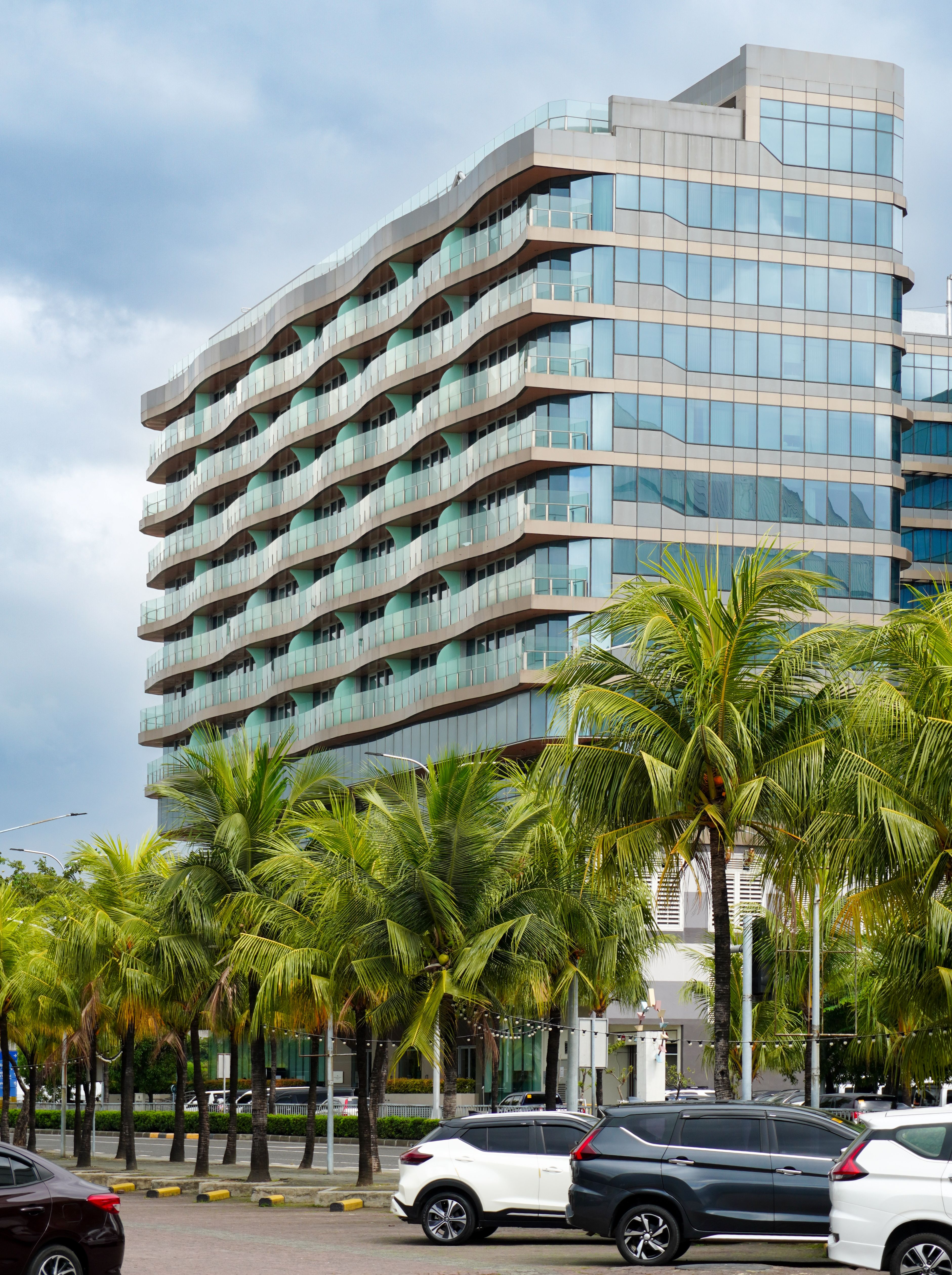Modern Architecture of Conrad Hotel in Pasay City · Free Stock Photo