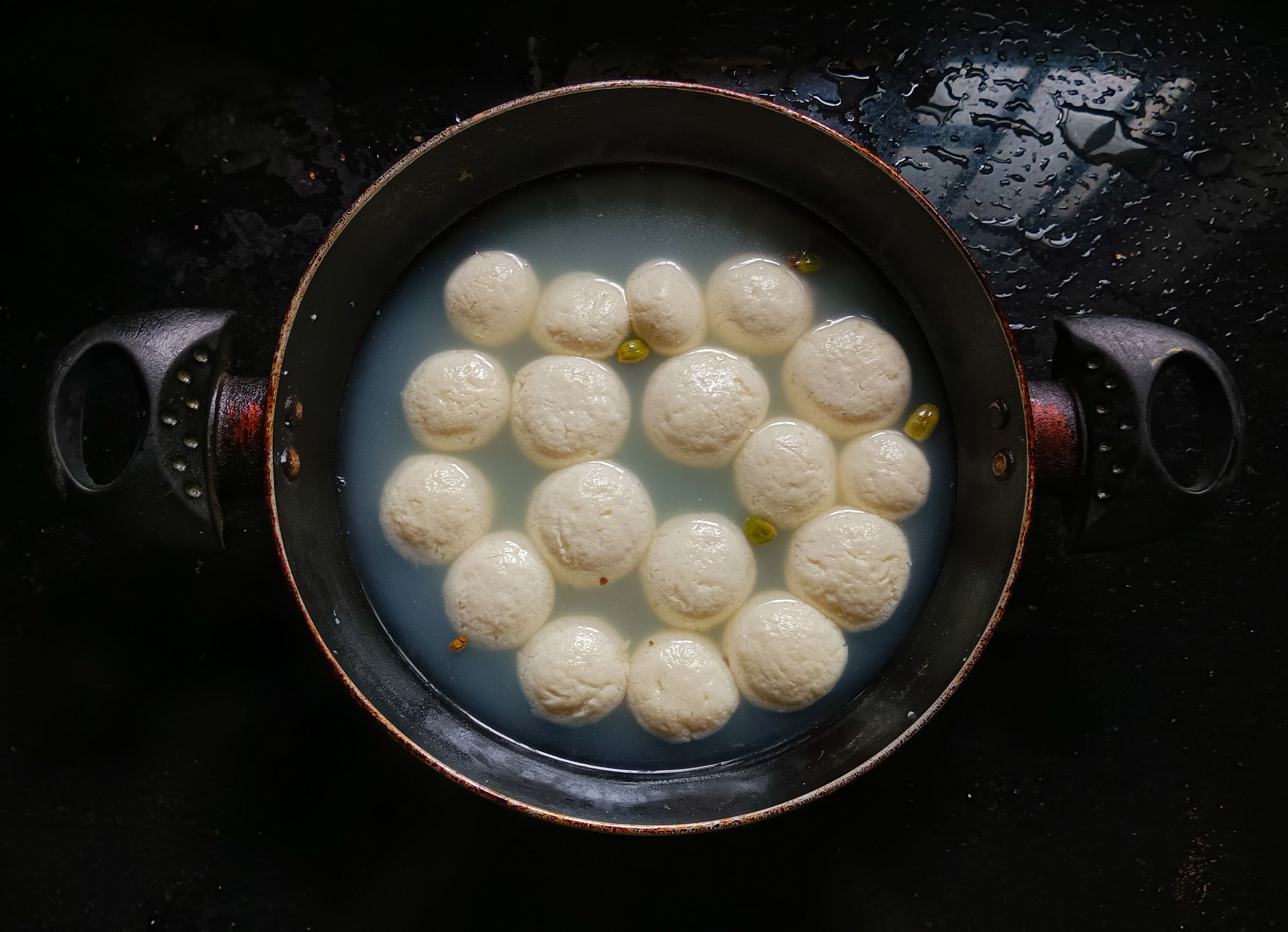 Traditional Indian Rasgulla in a Pot · Free Stock Photo