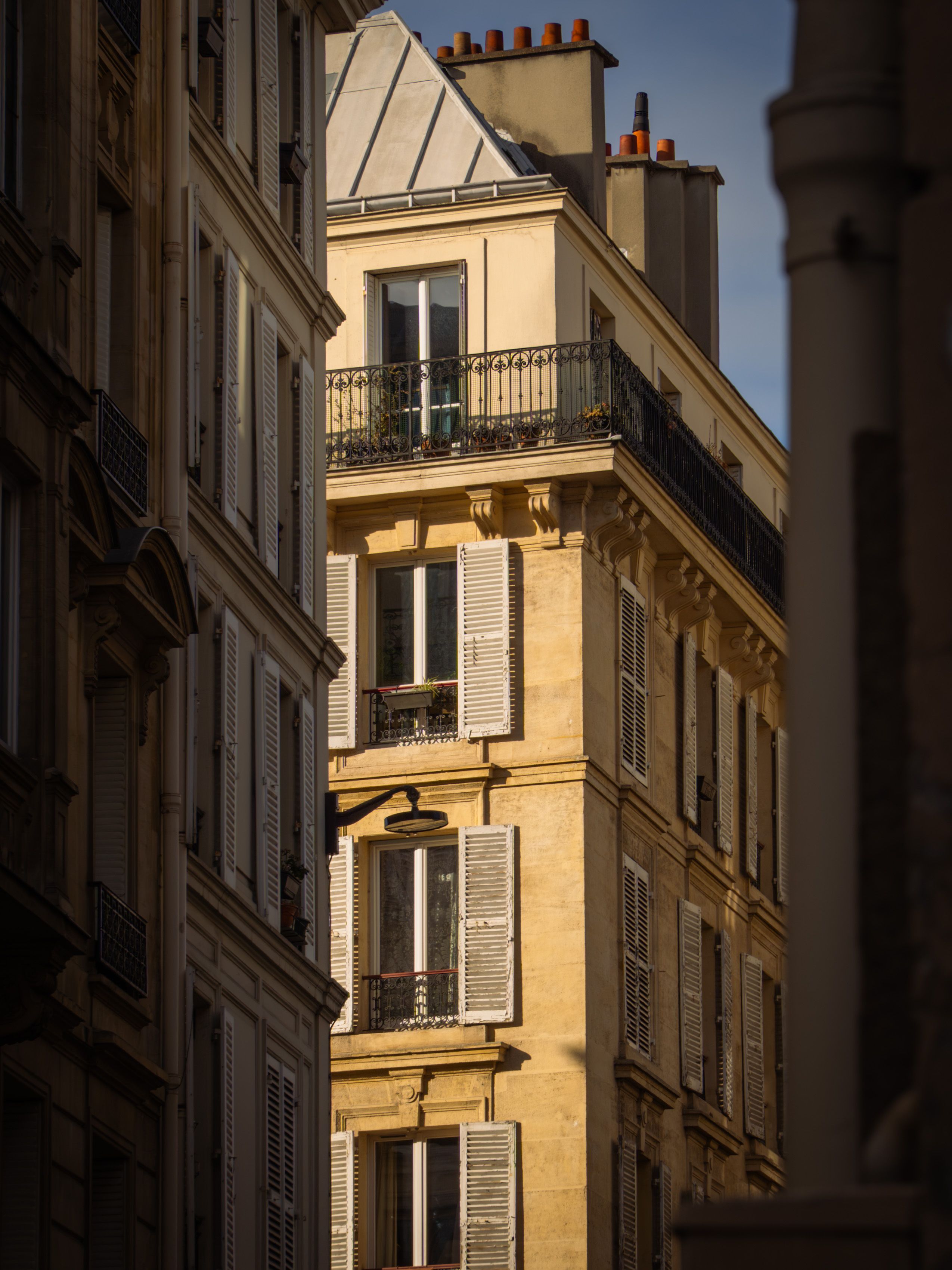 Kiến Trúc Cổ điển Paris Dưới ánh Sáng ấm áp · Ảnh có sẵn miễn phí