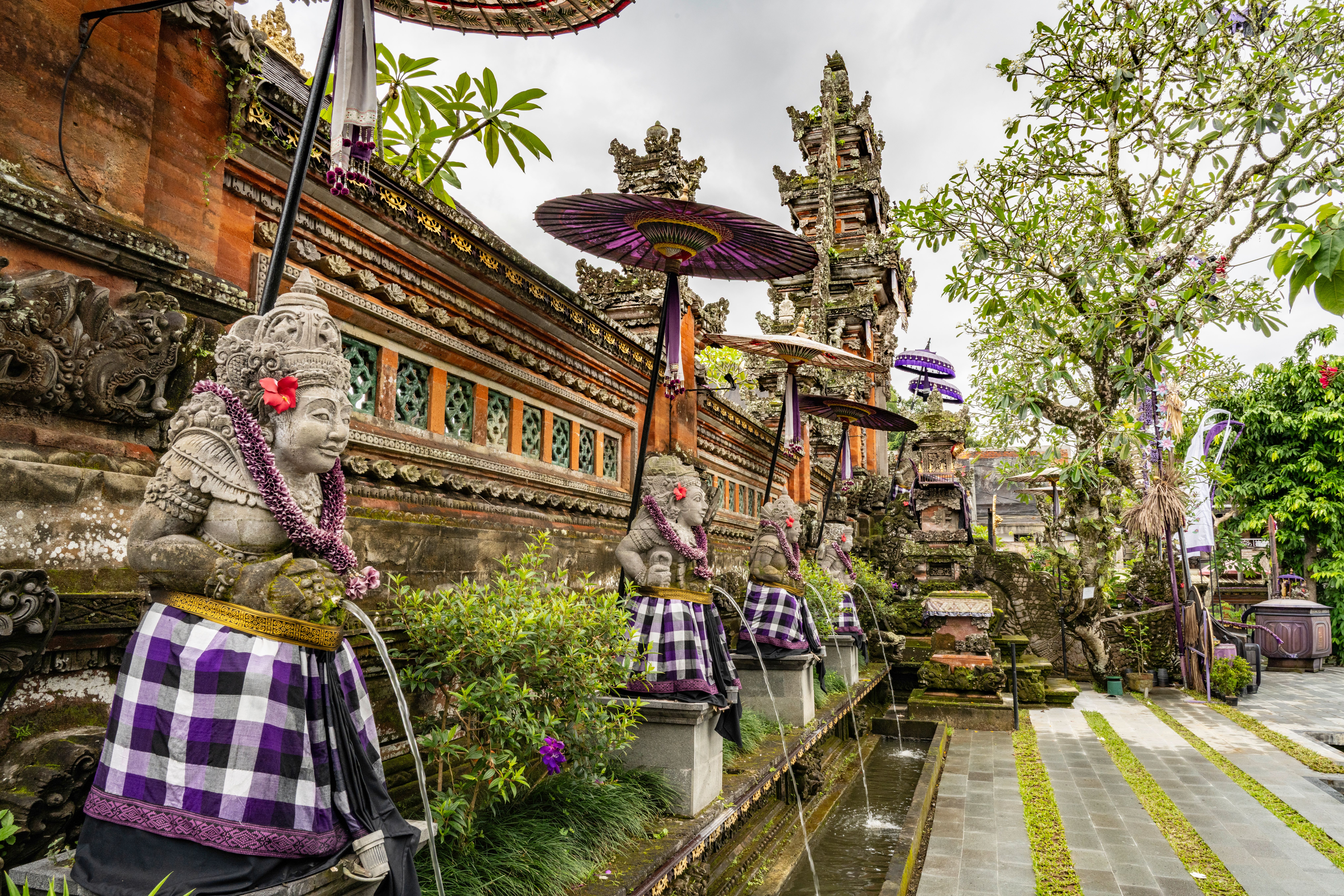 Traditional Balinese Temple with Guardian Statues · Free Stock Photo