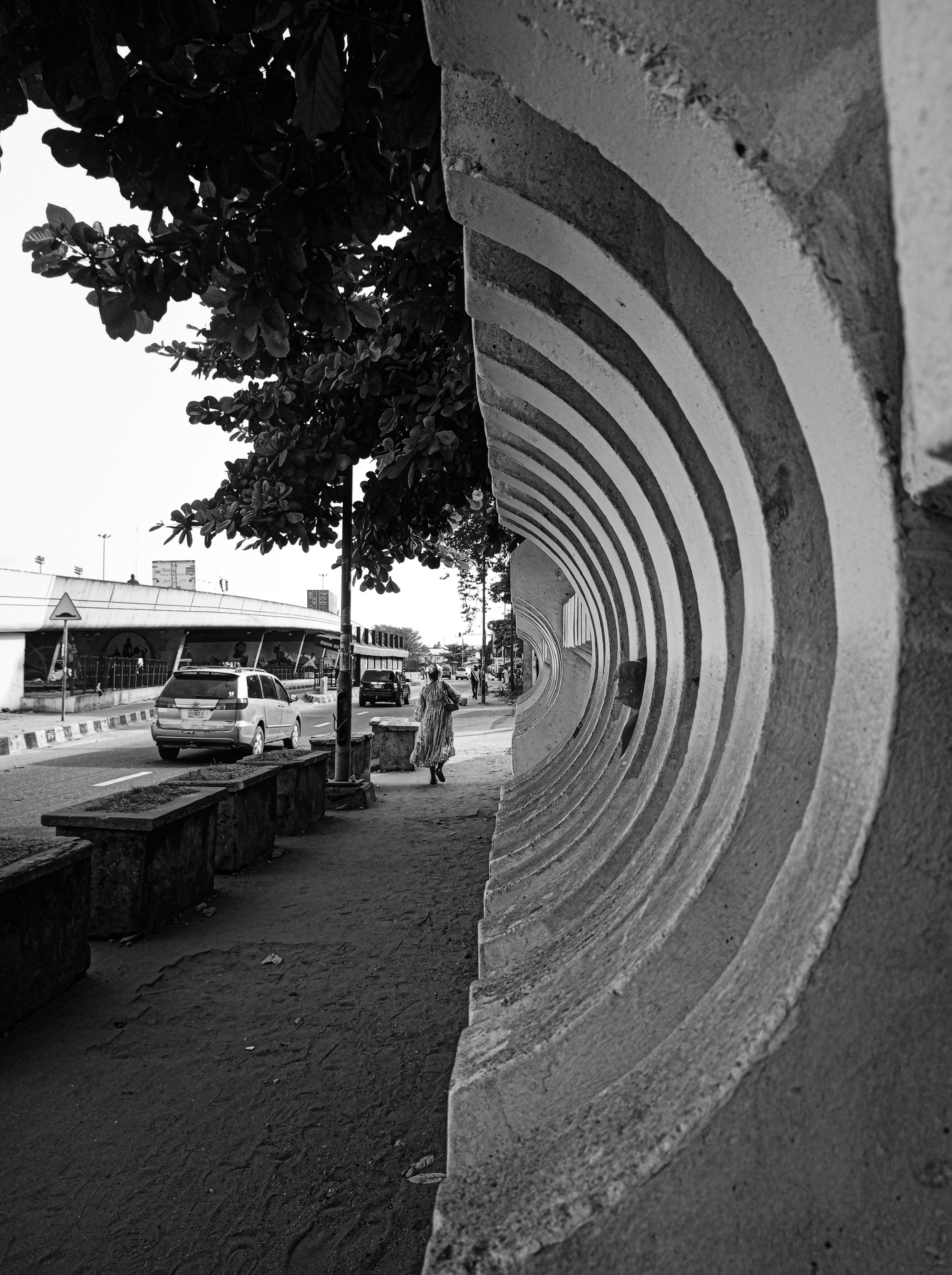 Urban Street Scene with Dramatic Curved Wall · Free Stock Photo