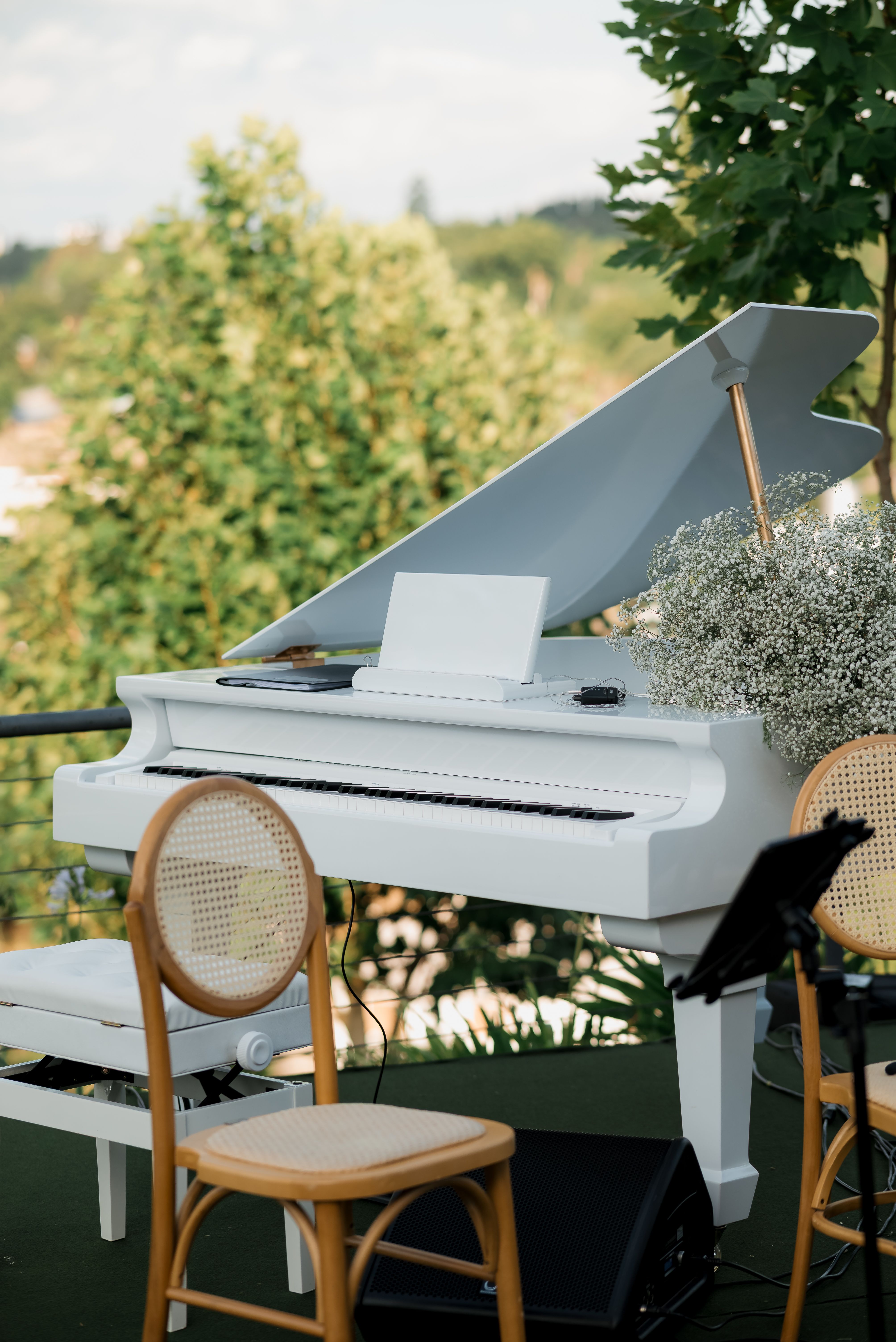 Elegant Outdoor White Grand Piano Setup · Free Stock Photo