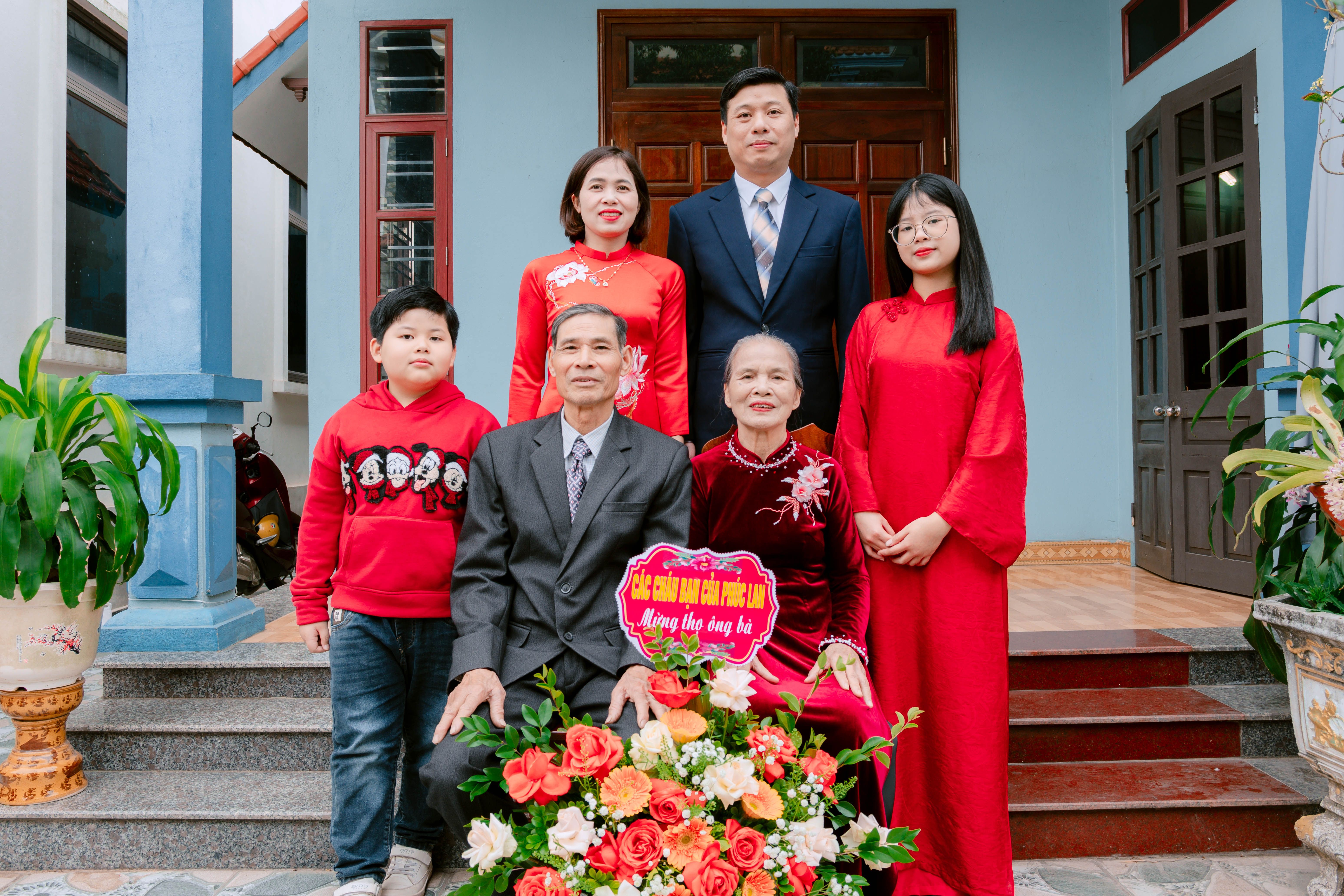 Family Gathering in Traditional Vietnamese Attire · Free Stock Photo