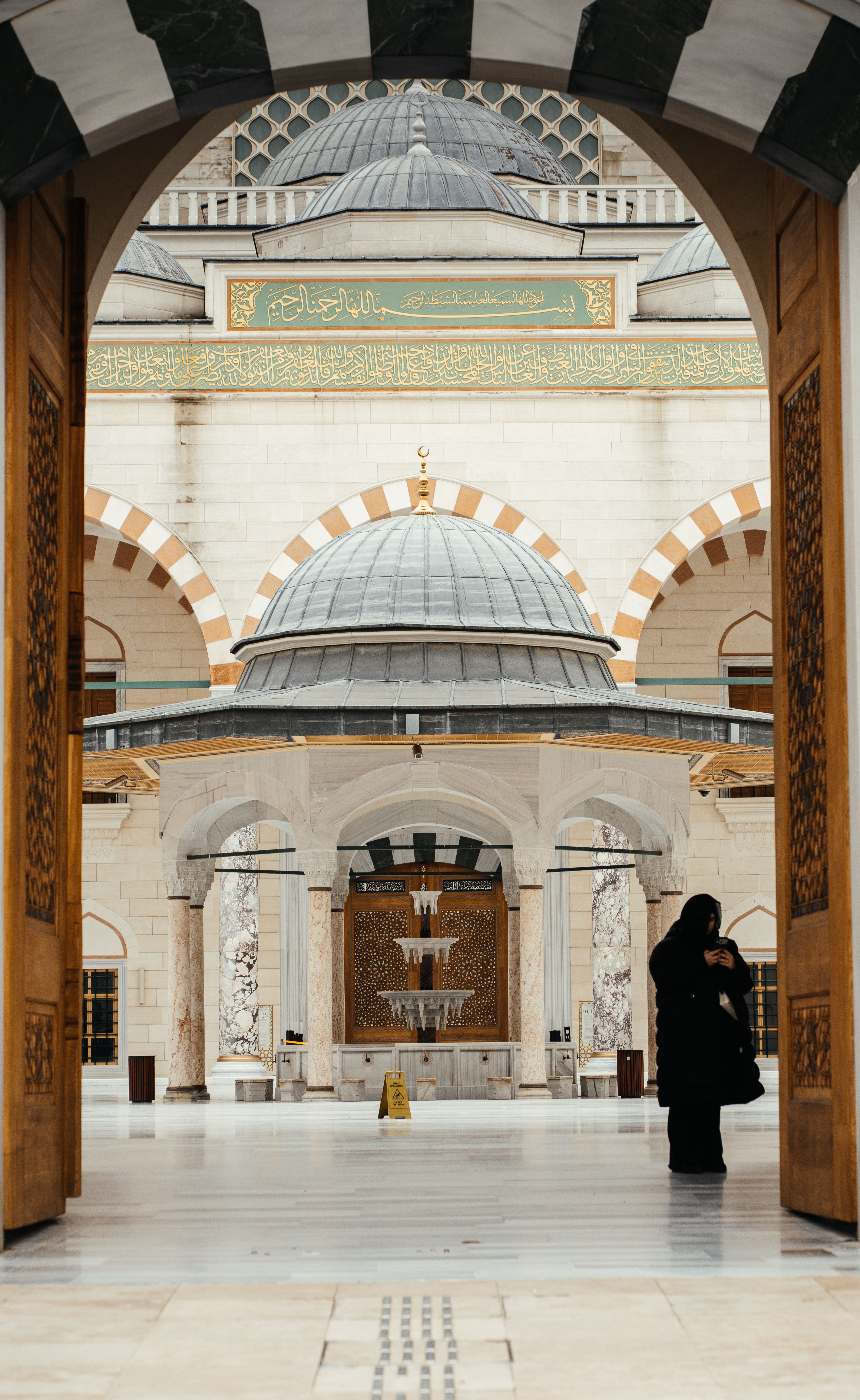 Beautiful Mosque Courtyard with Arabic Architecture · Free Stock Photo