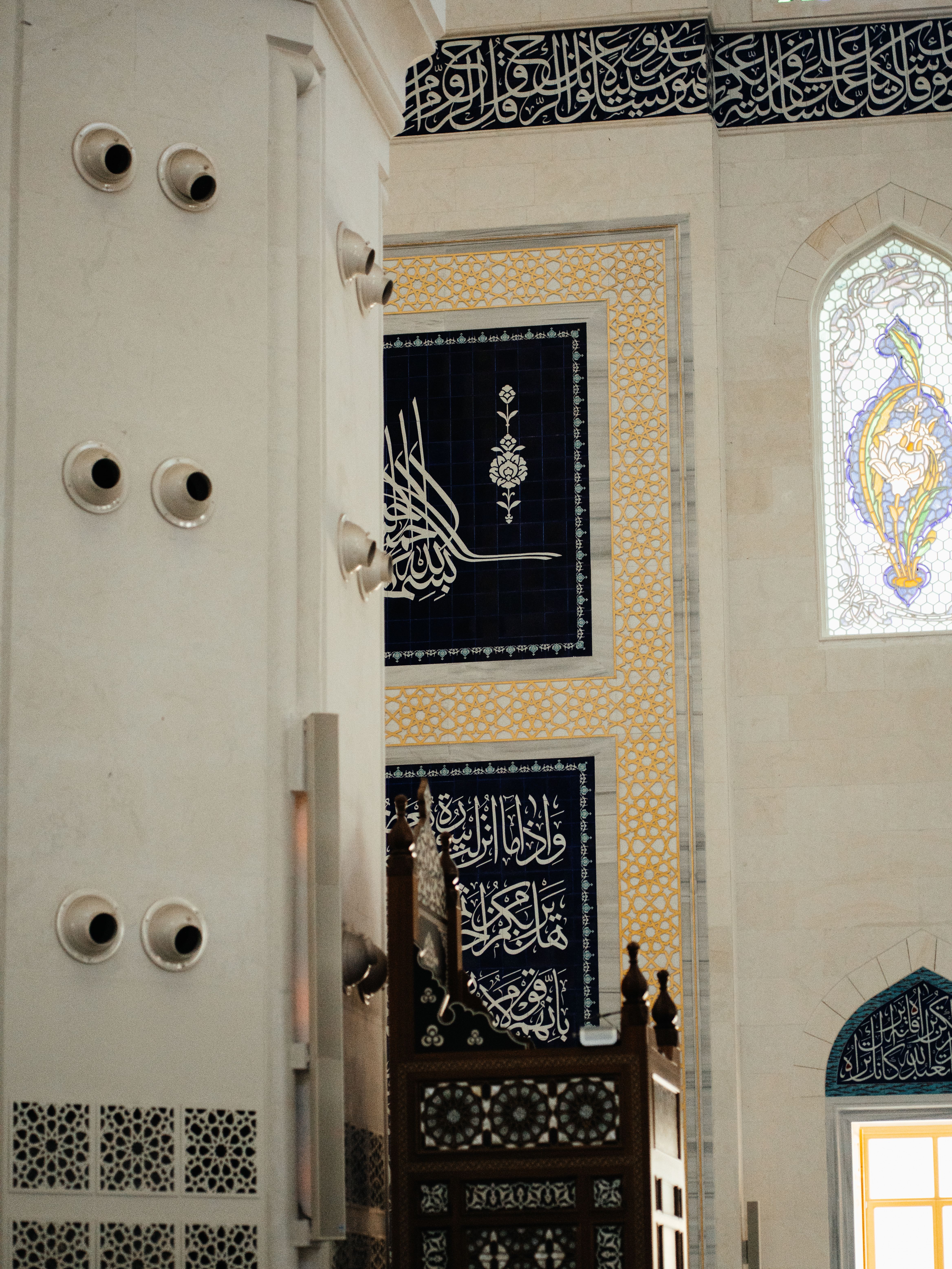 Intricate Interior of a Grand Mosque with Arabic Calligraphy · Free ...