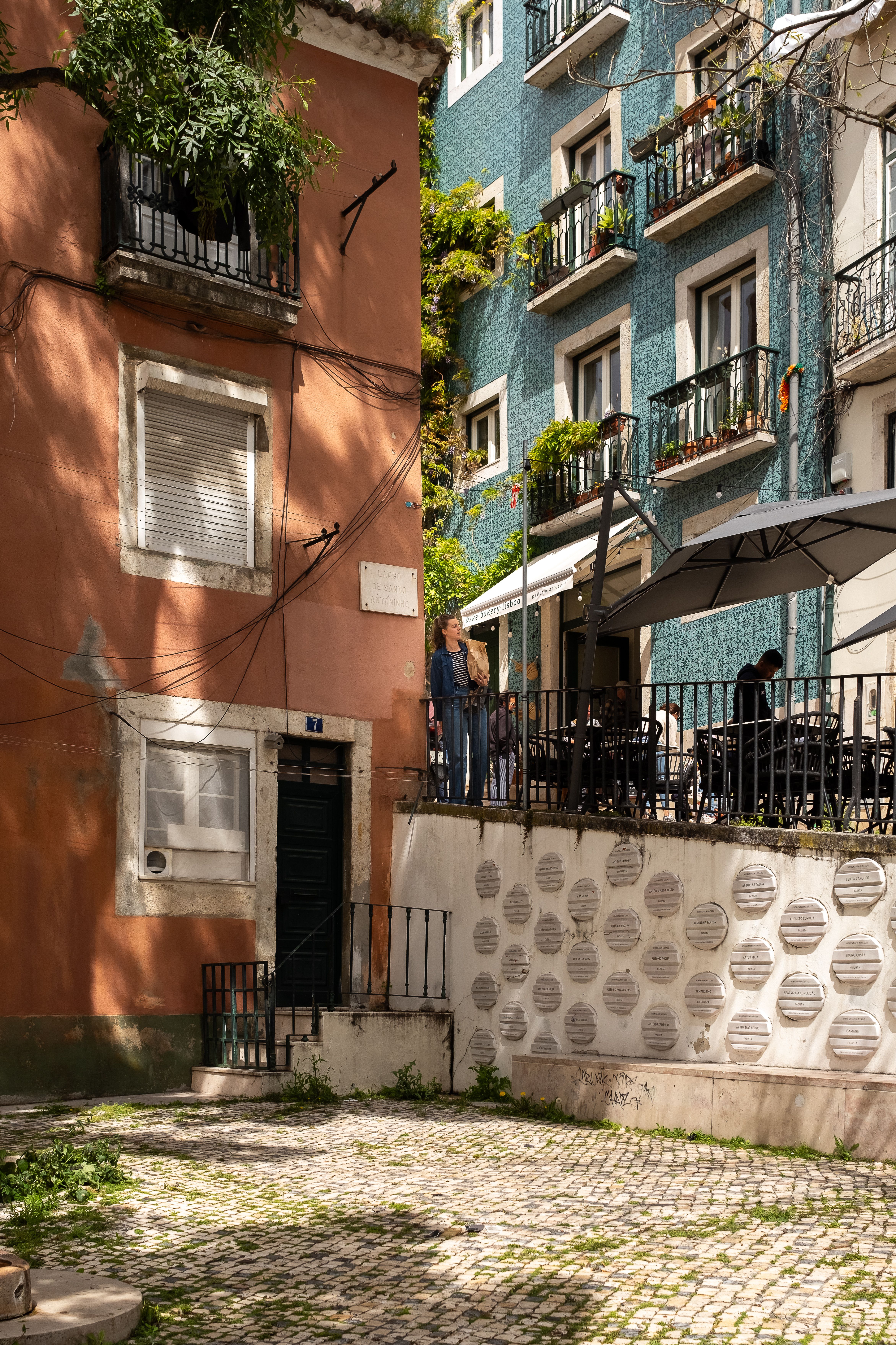 Charming Sunlit Square in Lisbon, Portugal · Free Stock Photo