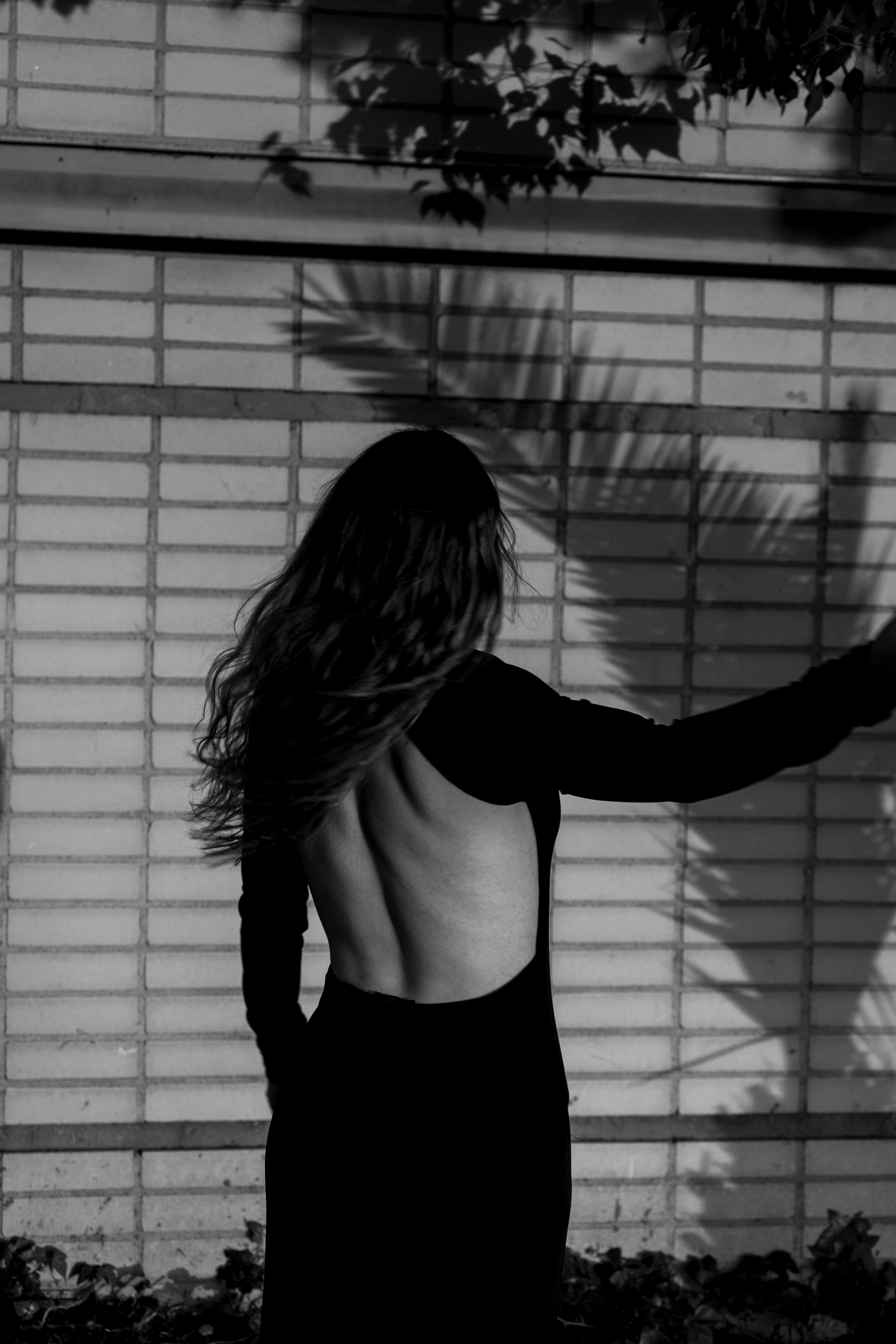 Retrato Artístico En Blanco Y Negro Con Vestido Sin Espalda · Foto de ...