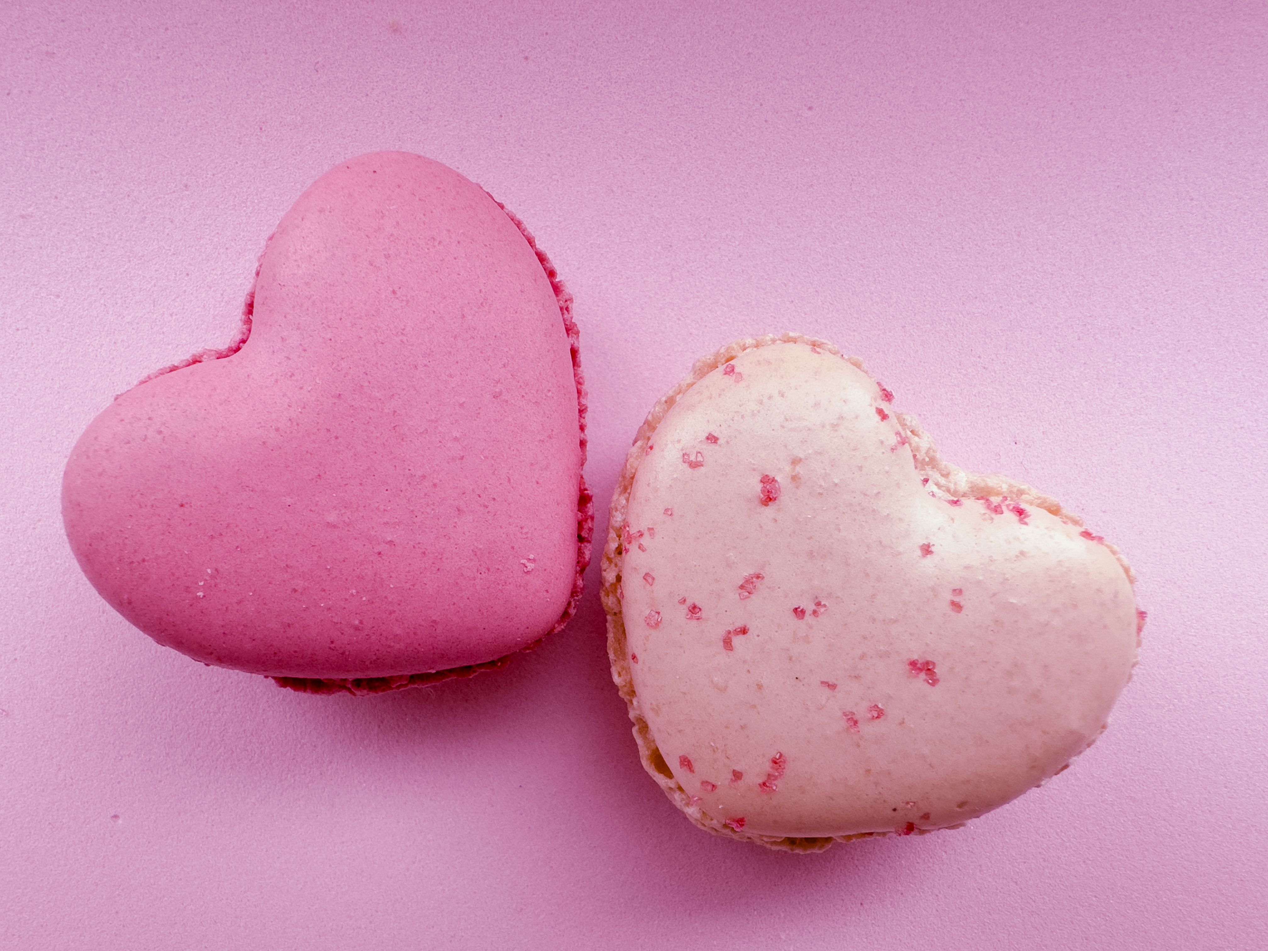 Macarons En Forme De Cœur Sur Fond Rose Pastel · Photo gratuite