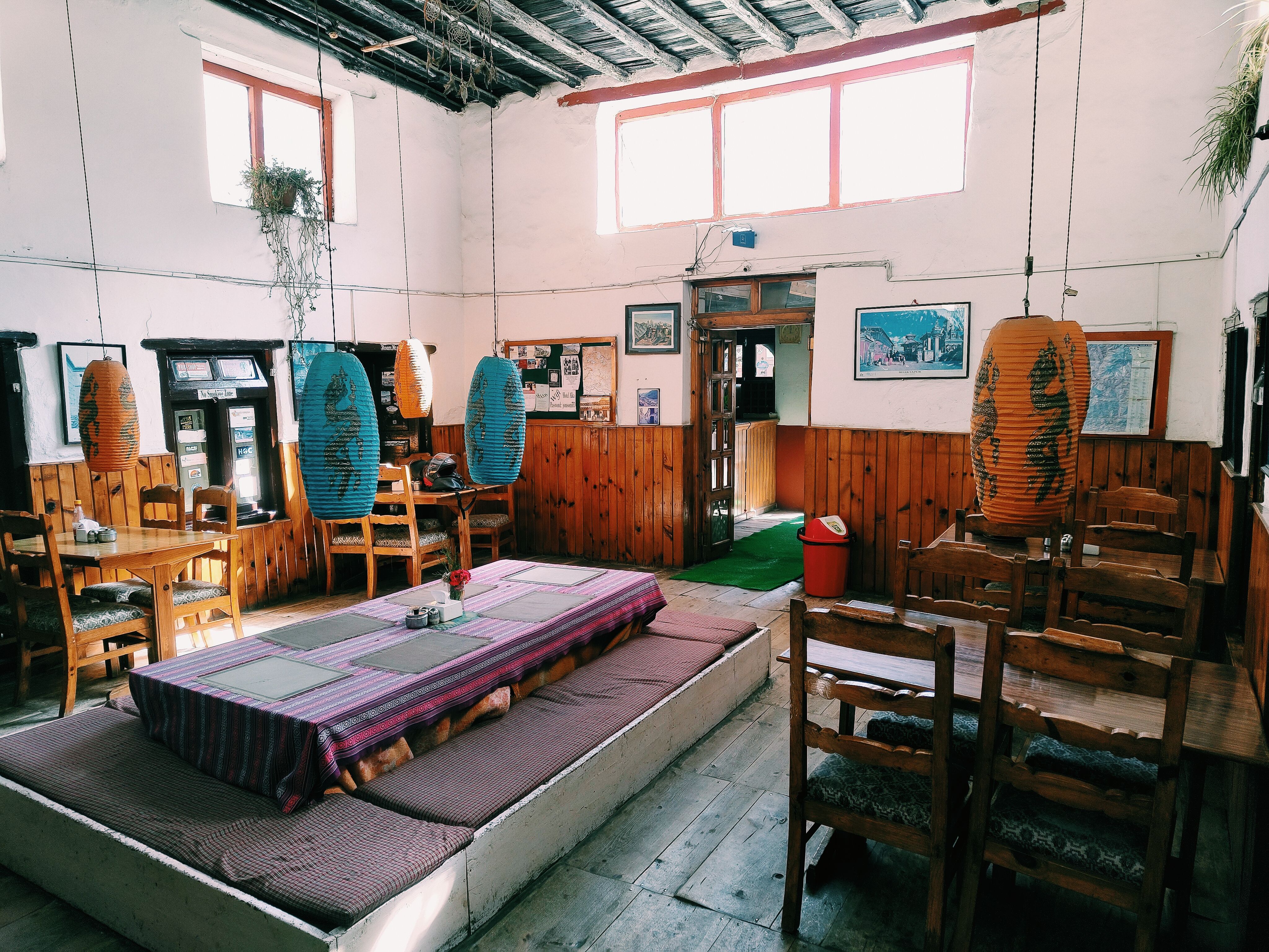 Cozy Rustic Cafe Interior with Tatami Seating · Free Stock Photo