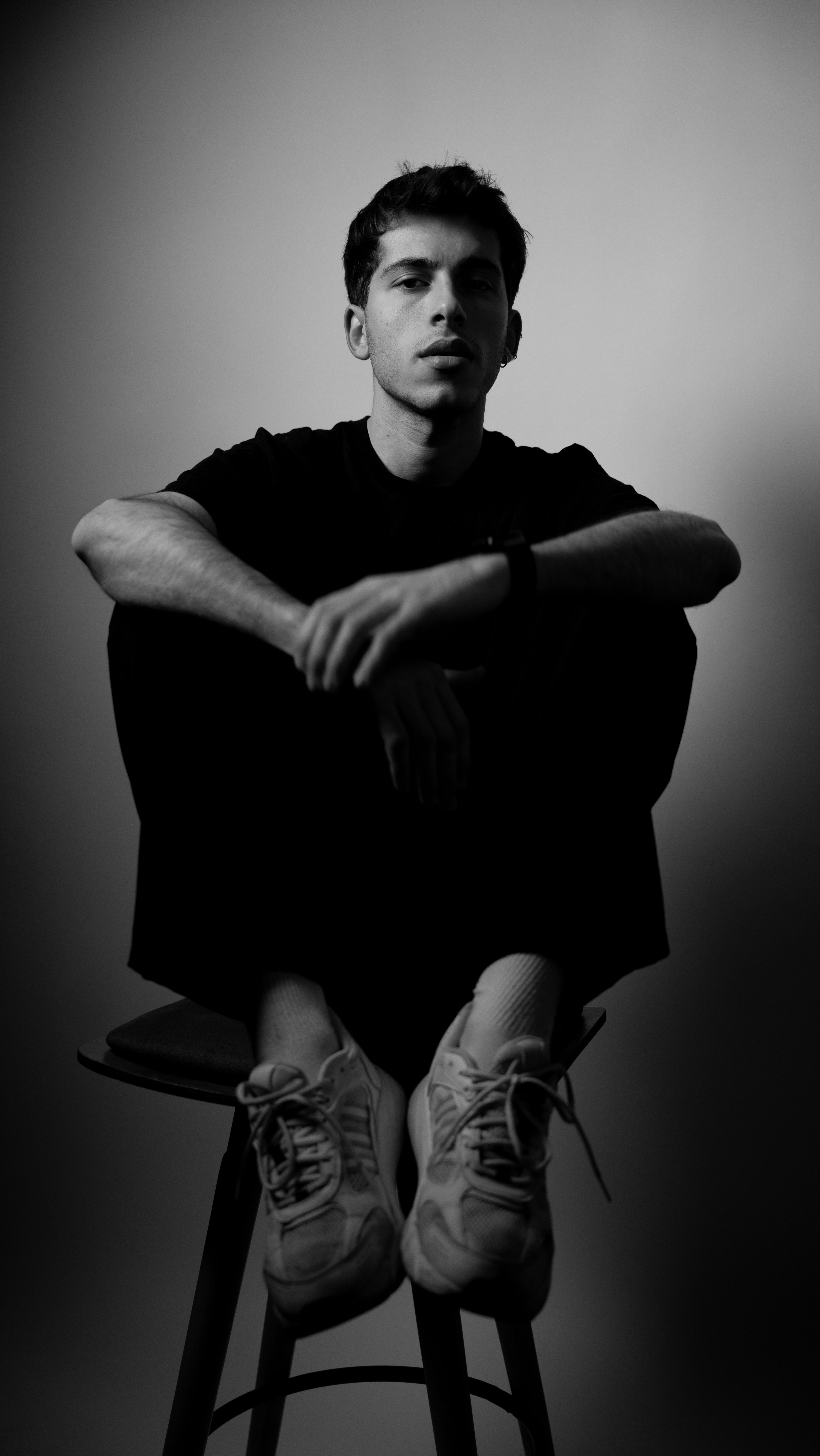 Retrato En Blanco Y Negro De Un Joven En Un Estudio · Foto de stock ...