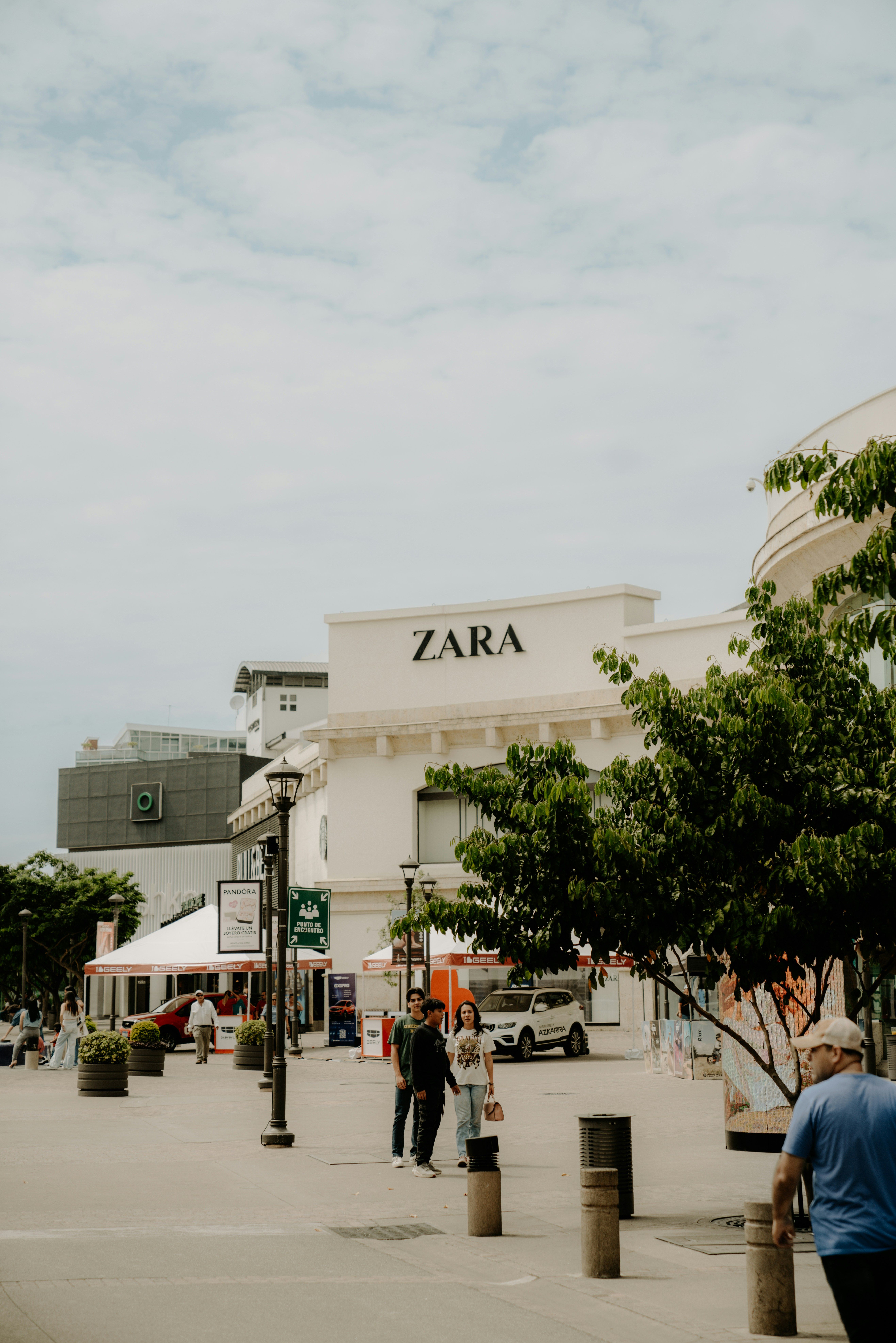 Bustling Outdoor Plaza with Zara Storefront · Free Stock Photo
