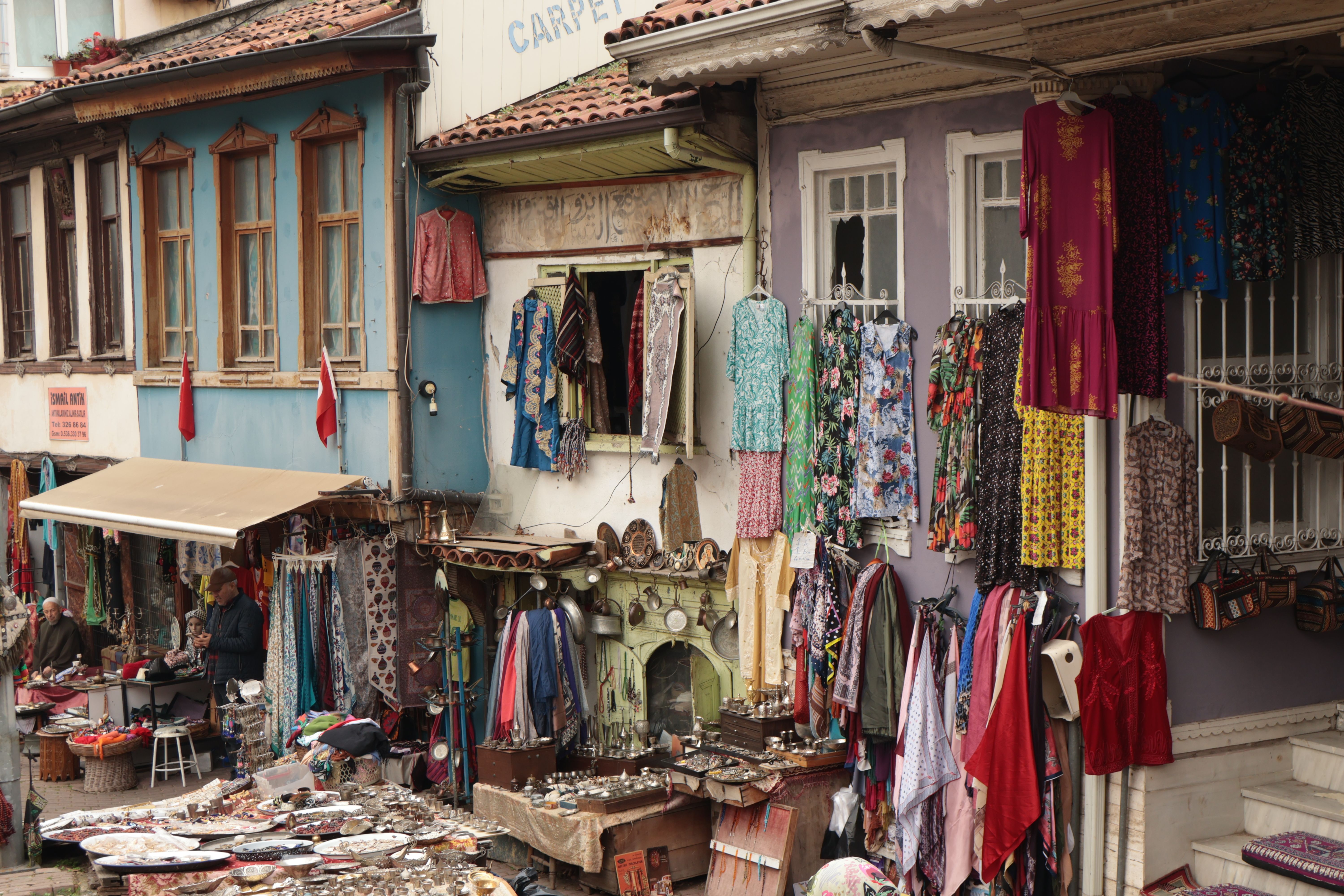 Vibrant Turkish street market with colorful textiles · Free Stock Photo
