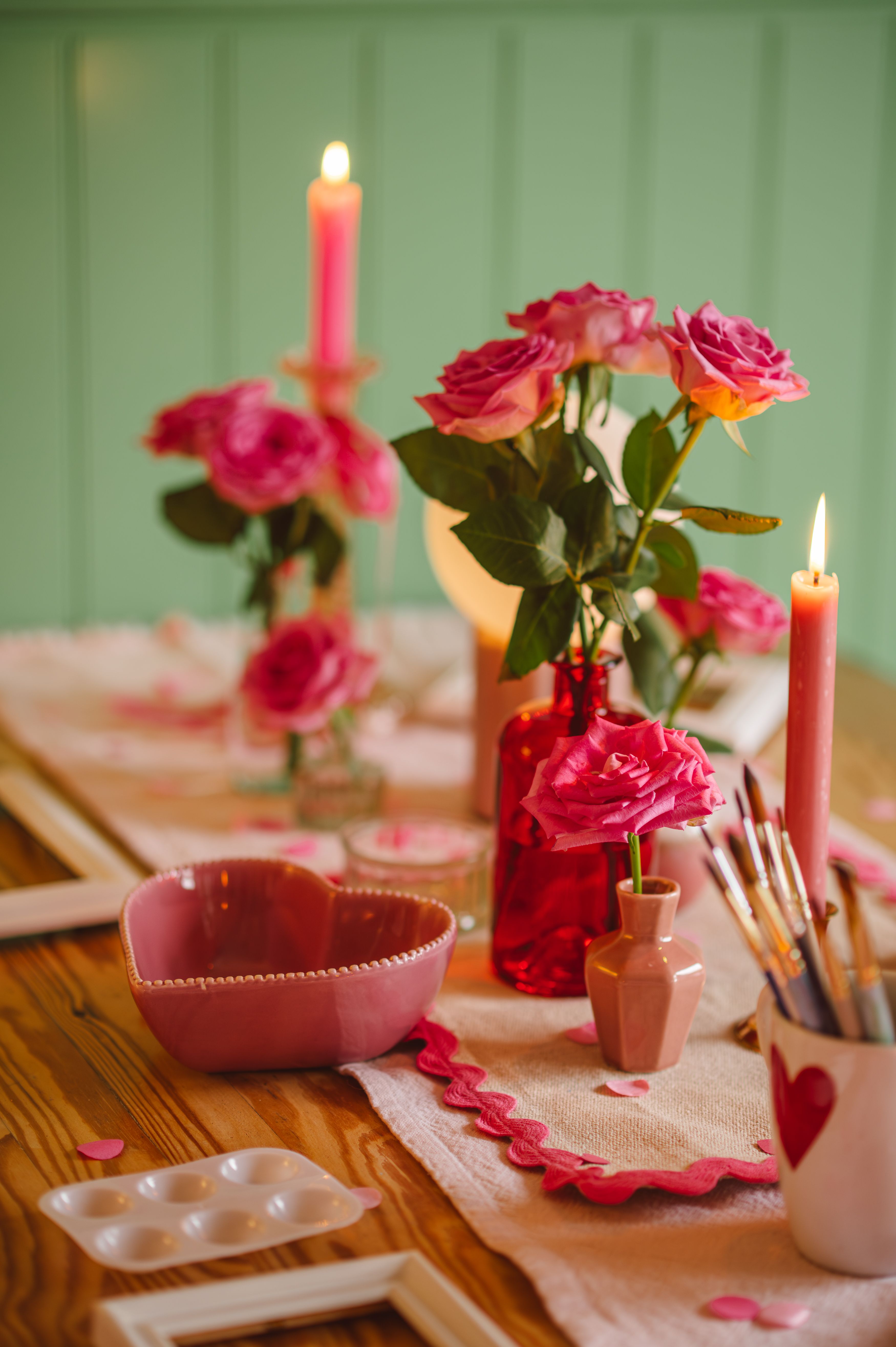 Romantic Pink Rose Table Setting for Celebrations · Free Stock Photo