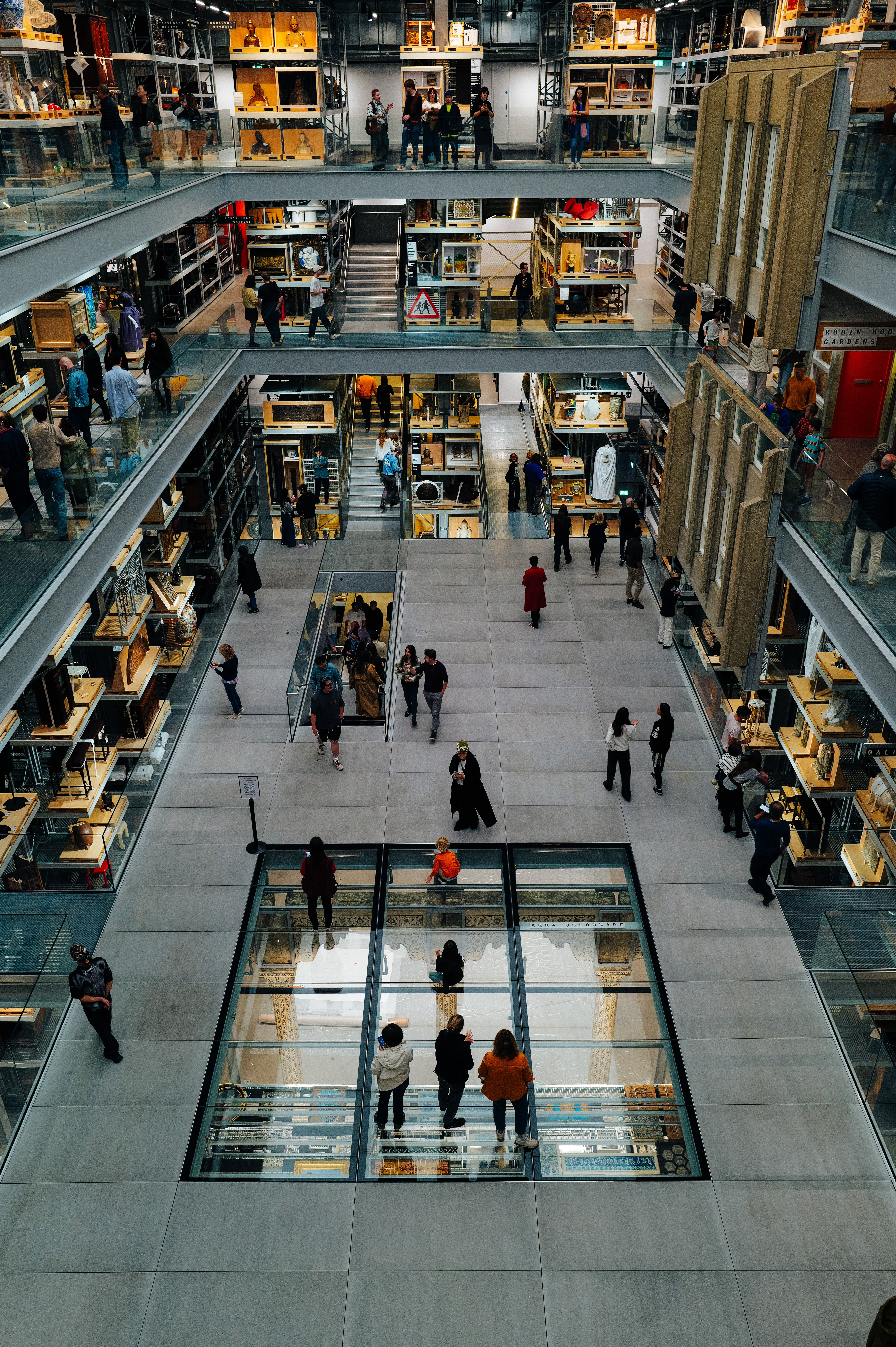 Modern Multi-Level Shopping Center with People · Free Stock Photo