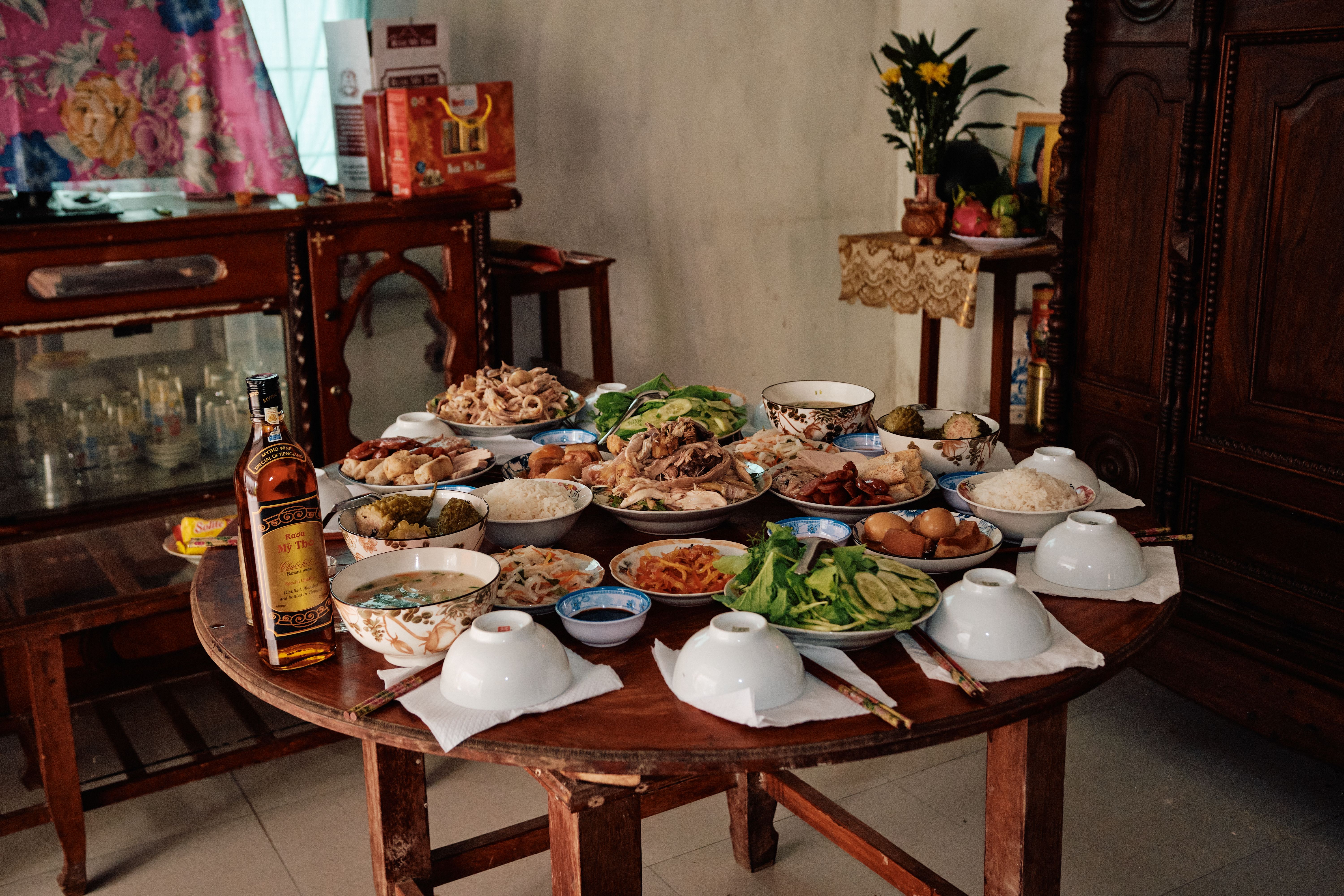 Vietnamese Lunar New Year Family Feast Setup · Free Stock Photo