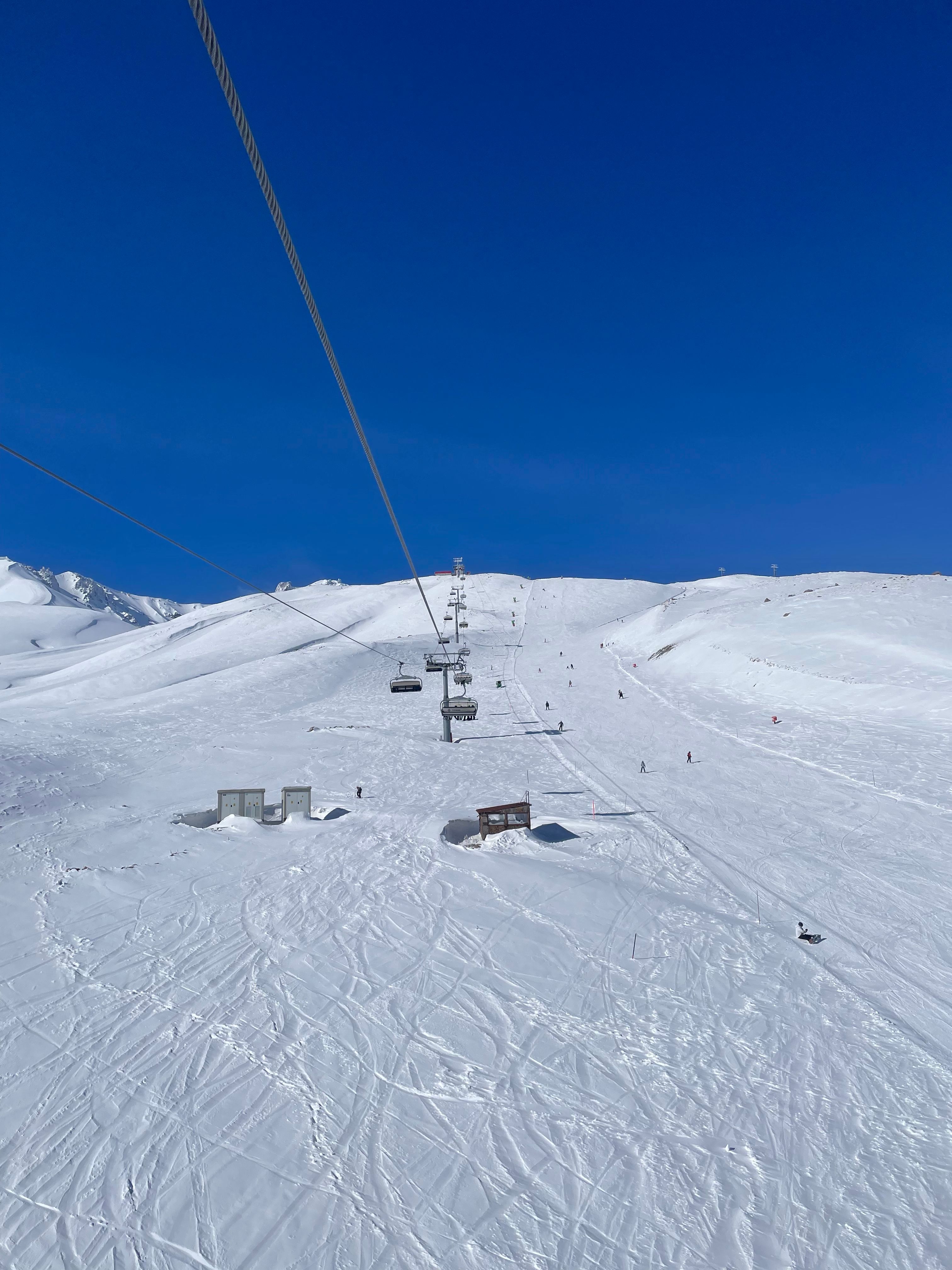 Snowy Mountain Ski Lift with Clear Blue Sky · Free Stock Photo