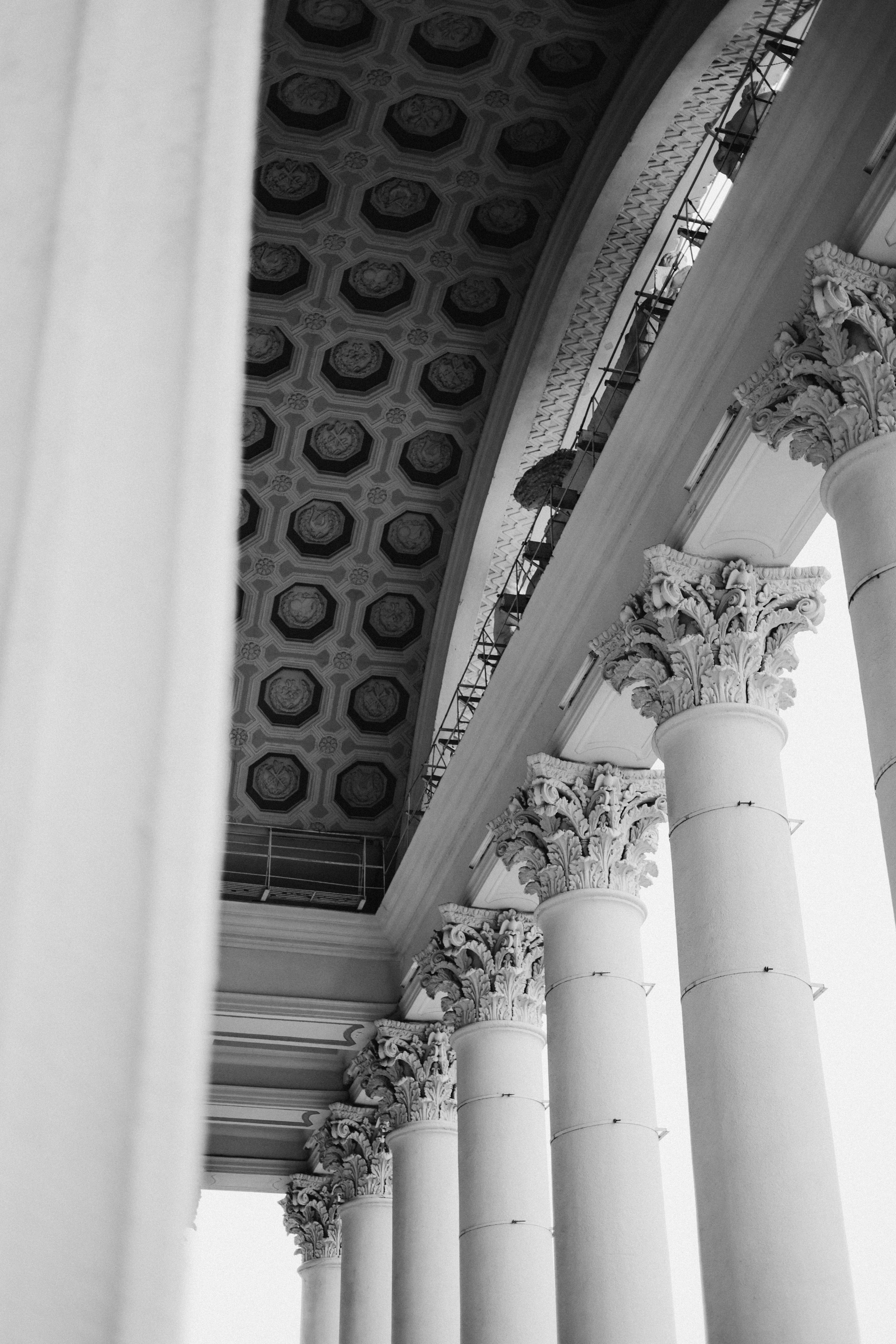 Arquitectura Clásica De Columnas En Blanco Y Negro · Foto de stock gratuita