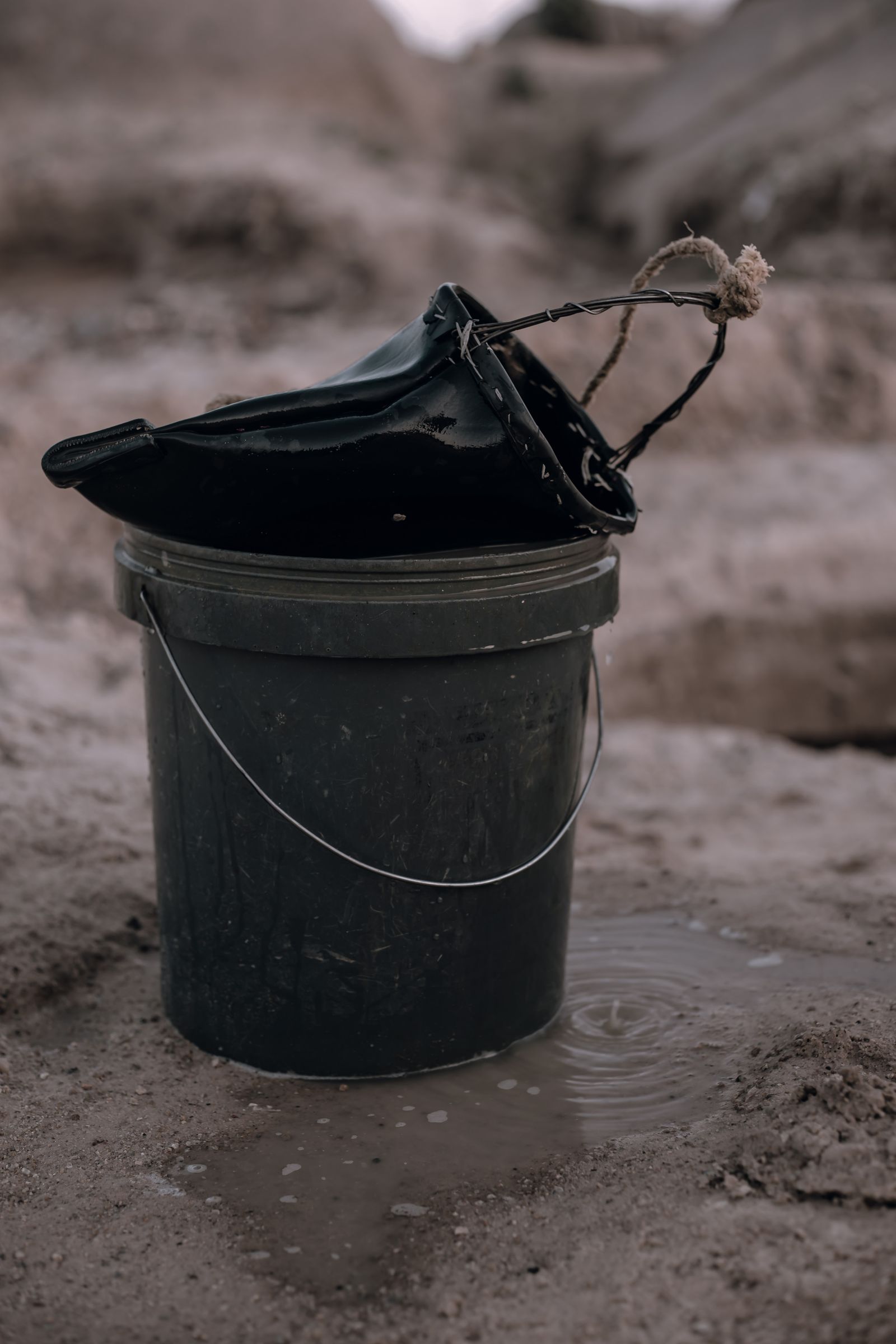 Bucket Of Water Photos, Download The BEST Free Bucket Of Water Stock ...