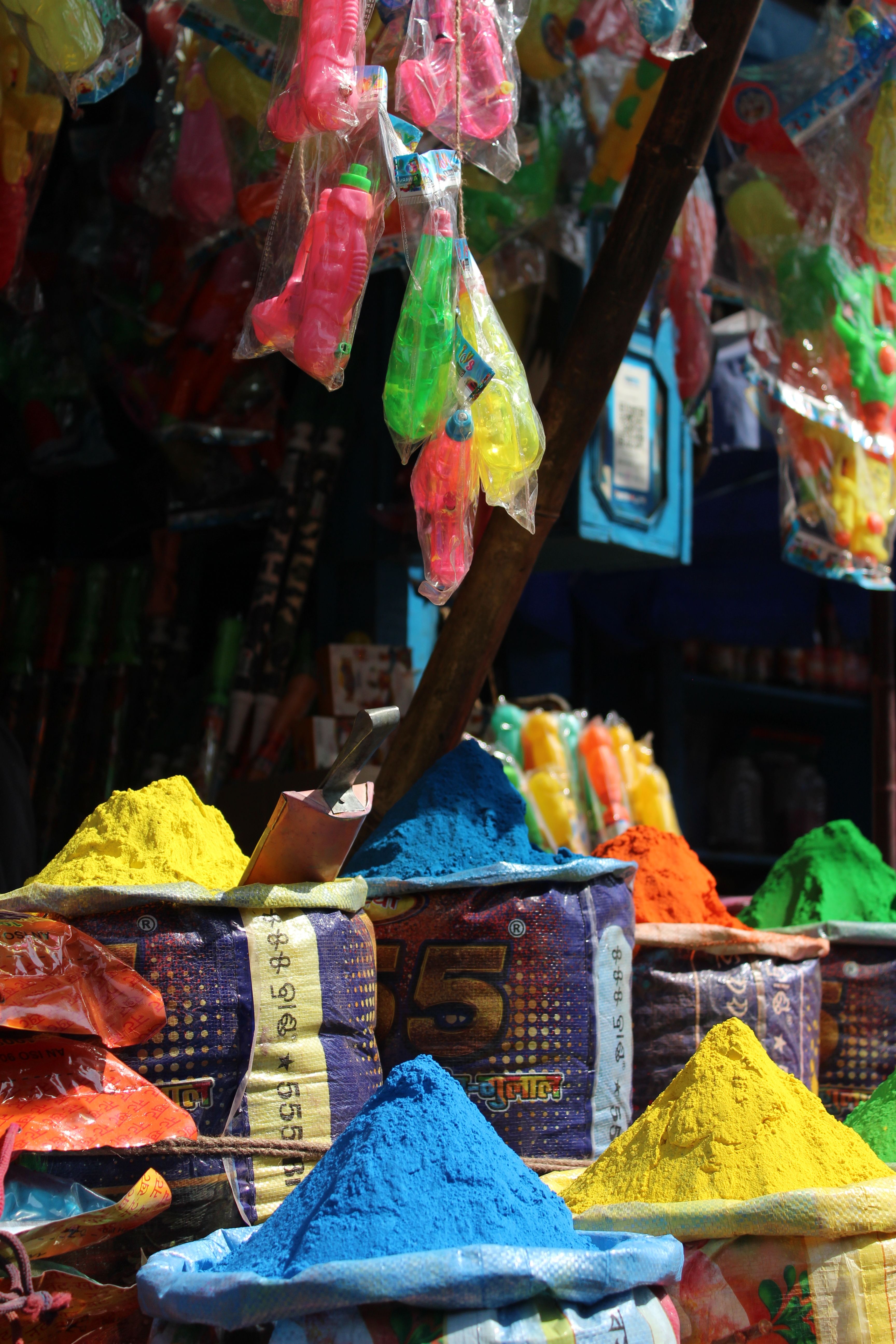 Vibrant Holi Powder Display in Market Stall · Free Stock Photo